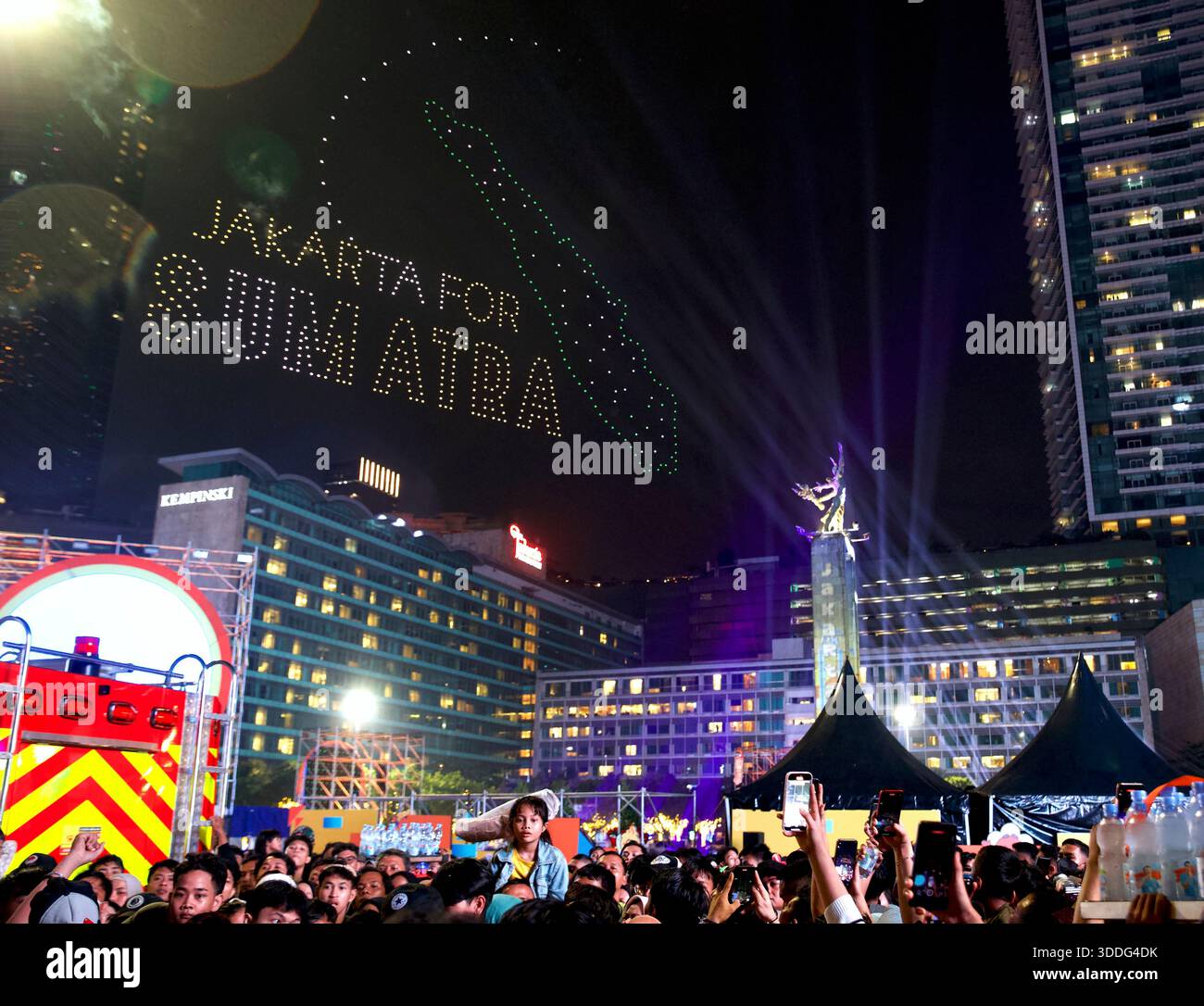 (260101) -- JAKARTA, Jan. 1, 2026 (Xinhua) -- People gather to ...