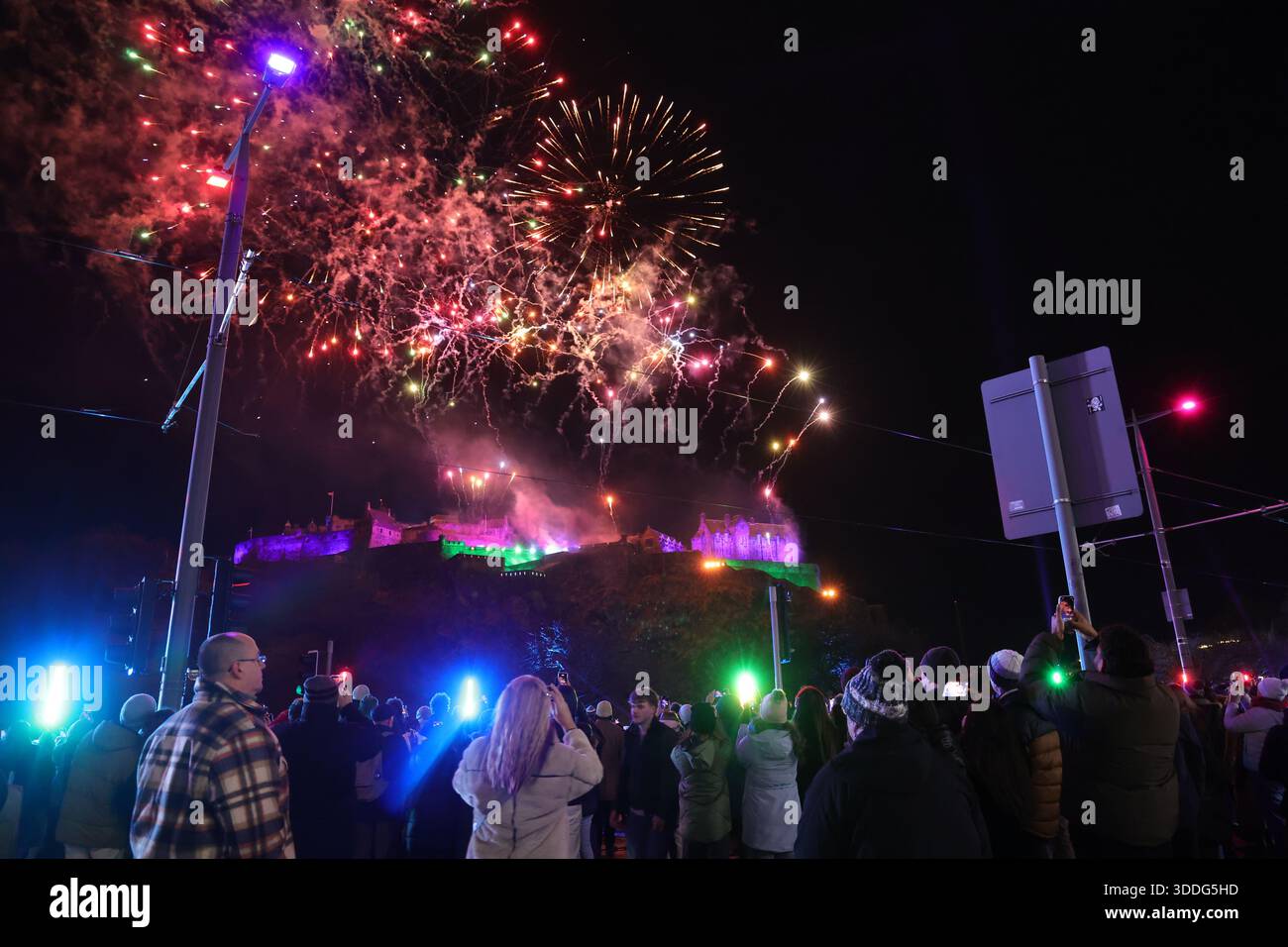 Fireworks over Edinburgh Castle during the Hogmanay New Year ...