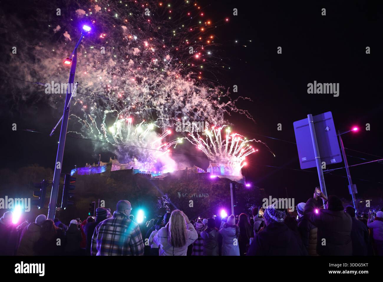 Fireworks over Edinburgh Castle during the Hogmanay New Year ...