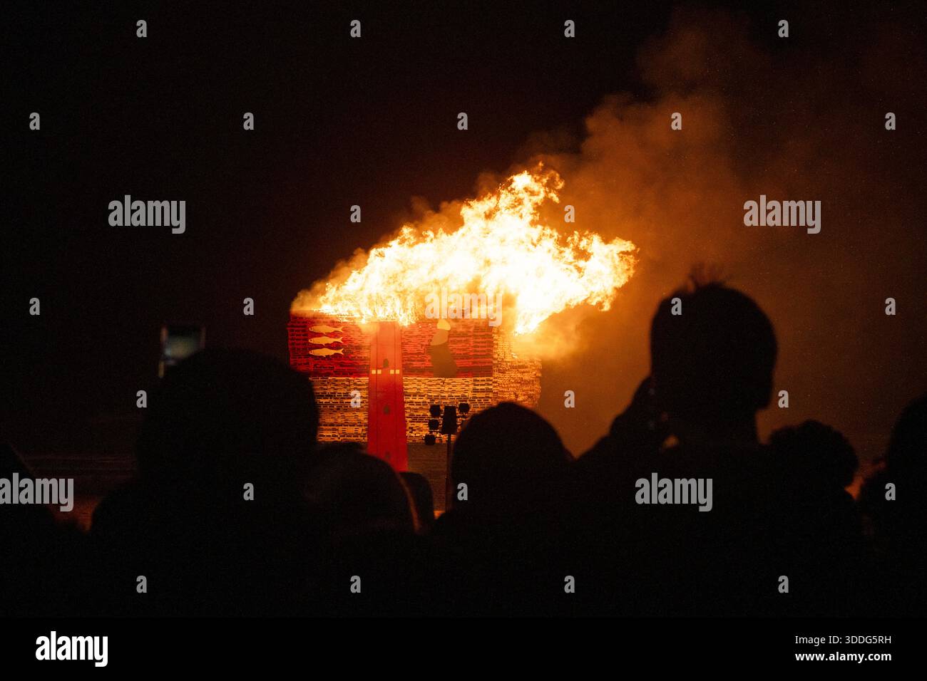 SCHEVENINGEN - People watch the annual bonfire on Scheveningen's ...