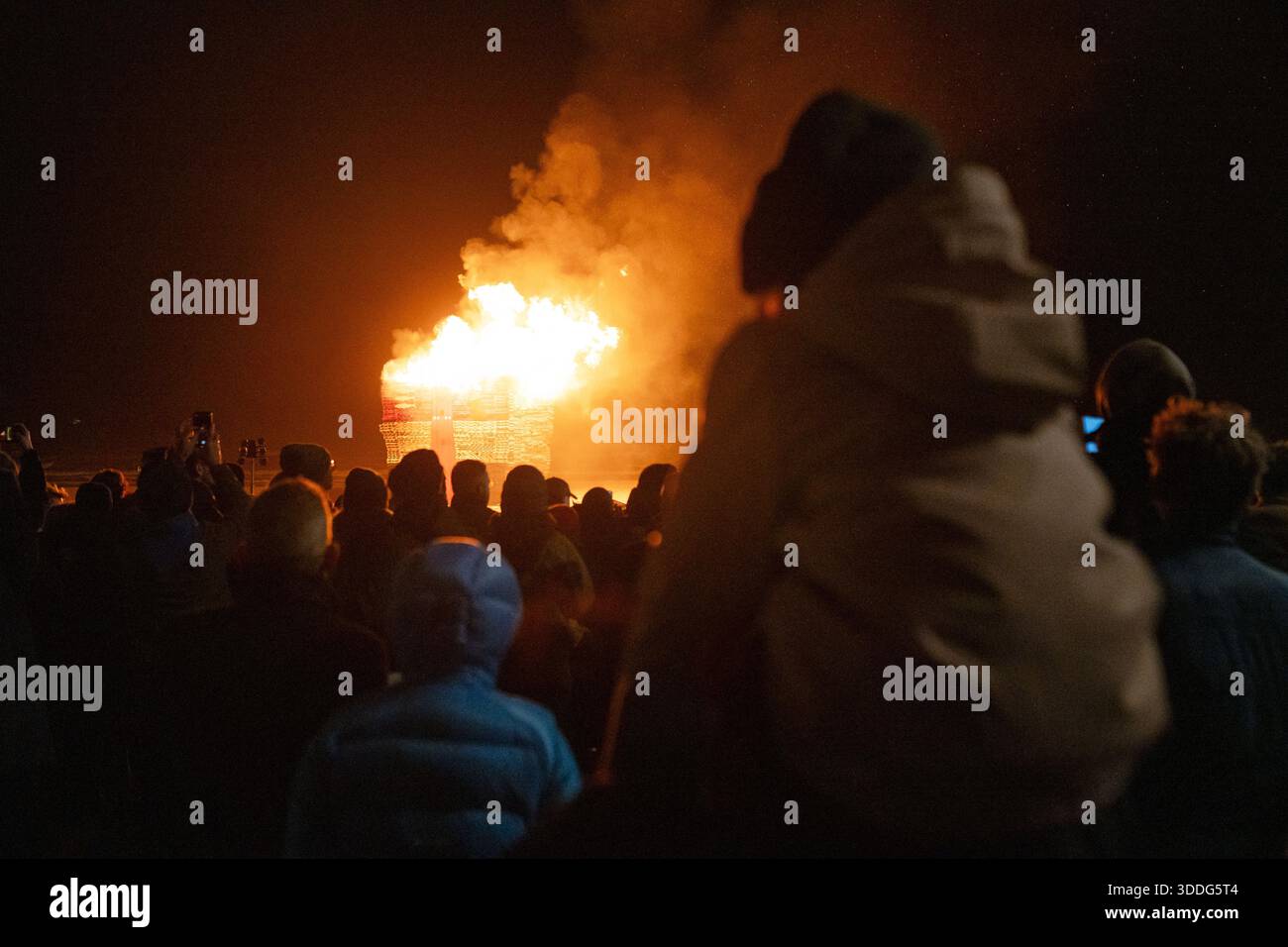 SCHEVENINGEN - People watch the annual bonfire on Scheveningen's North ...