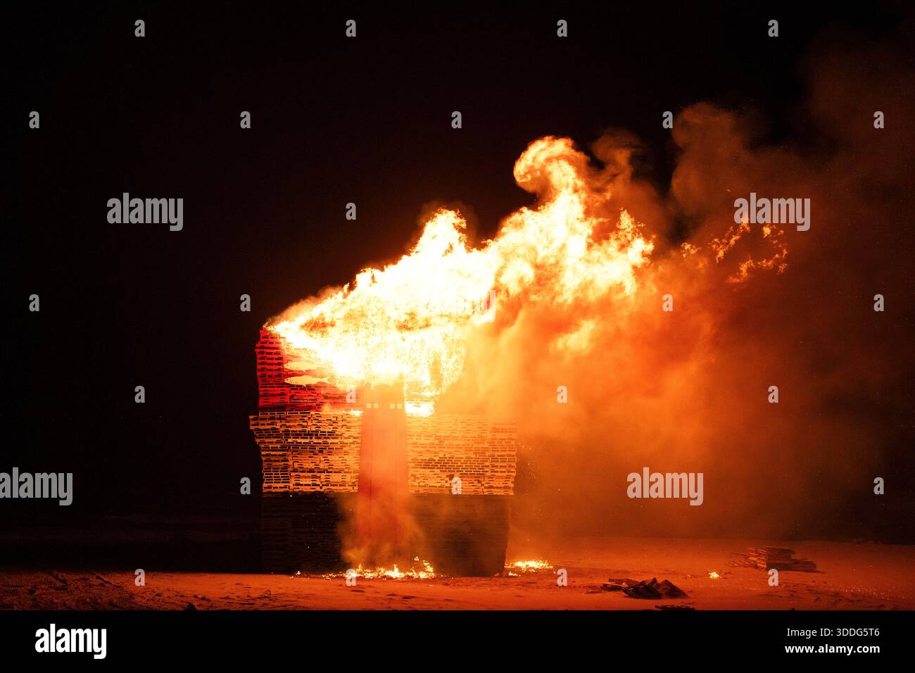 SCHEVENINGEN - The annual bonfire on Scheveningen's North Beach. The ...