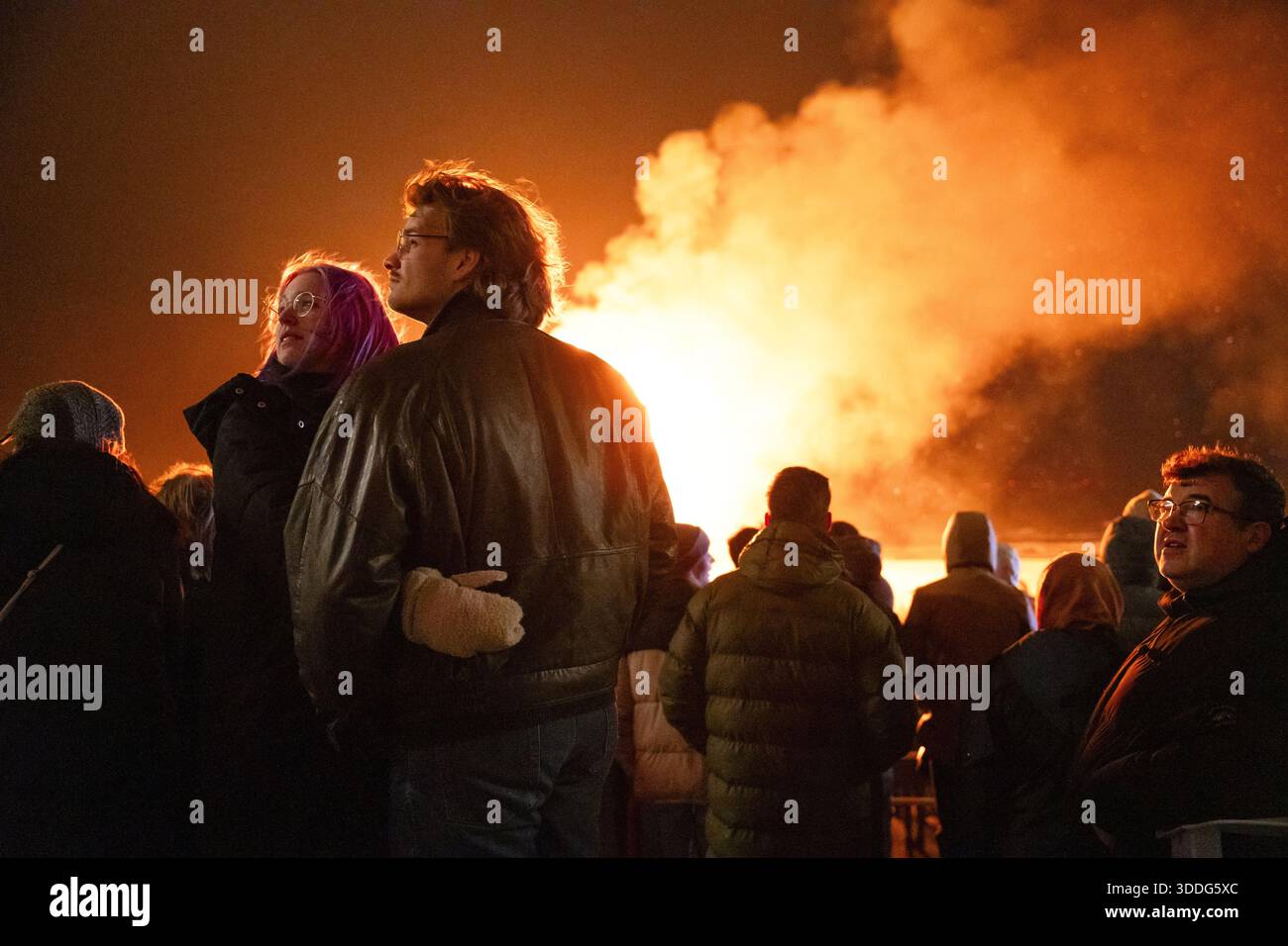 SCHEVENINGEN - People watch the annual bonfire on Scheveningen's North ...