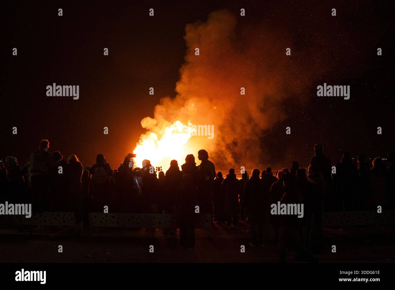 SCHEVENINGEN - People watch the annual bonfire on Scheveningen's ...