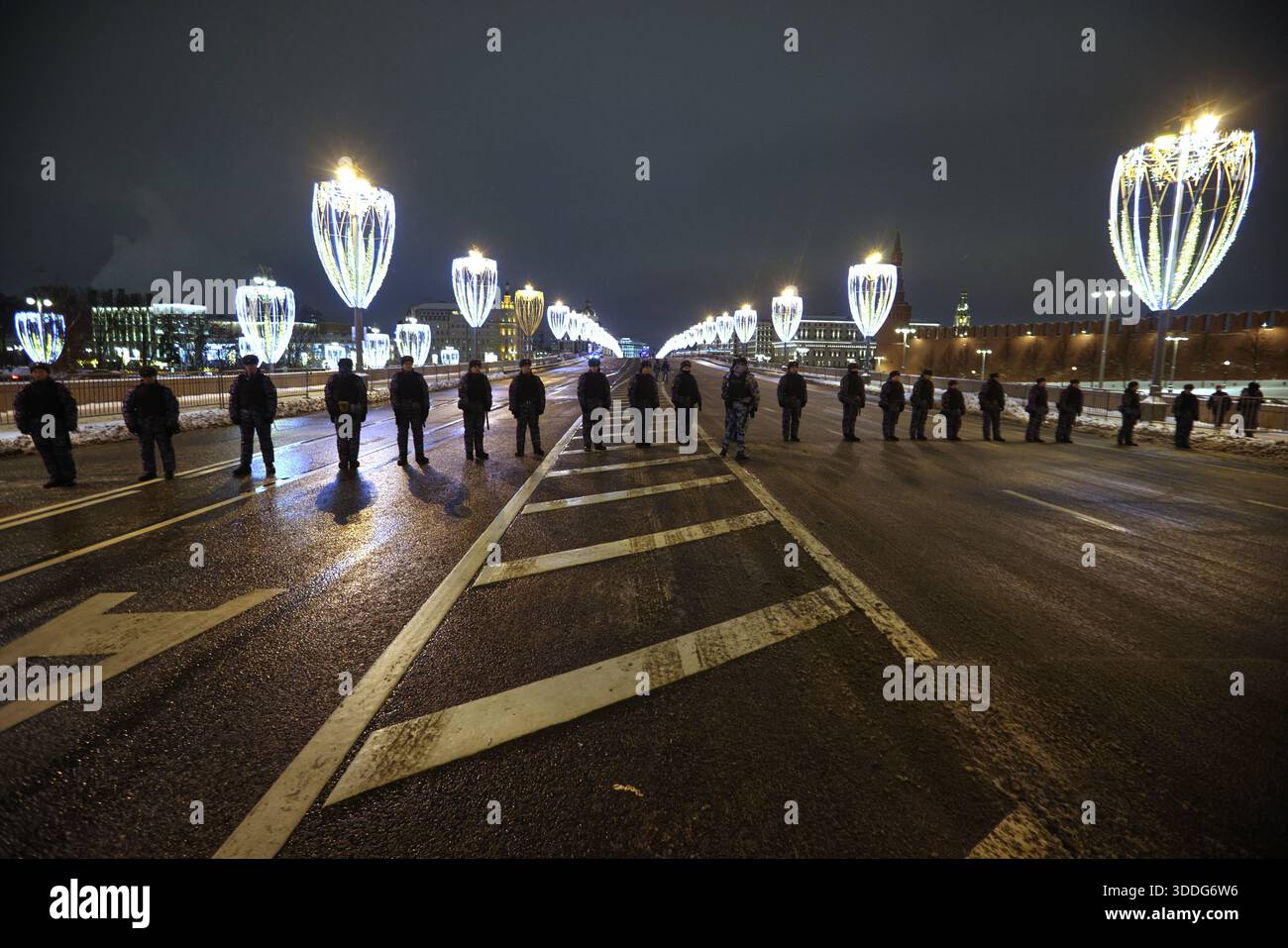 Police and the Rosguardia (National Guard) servicemen secure an area ...