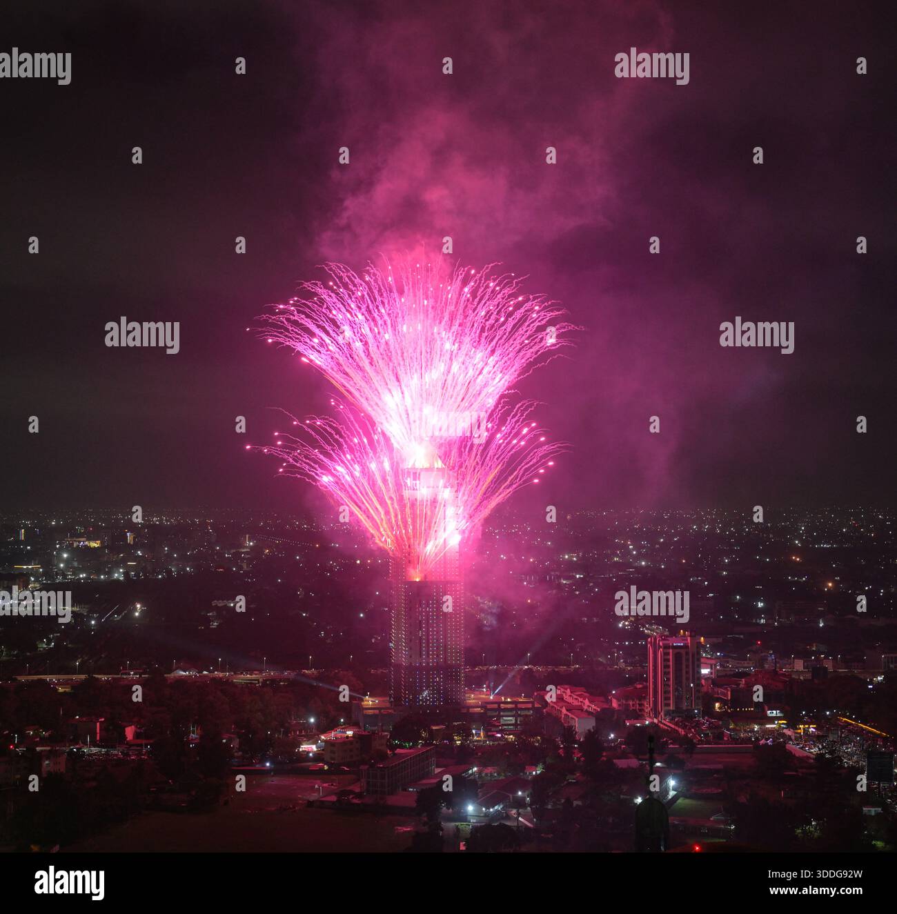 (260101) -- NAIROBI, Jan. 1, 2026 (Xinhua) -- Fireworks explode in the ...