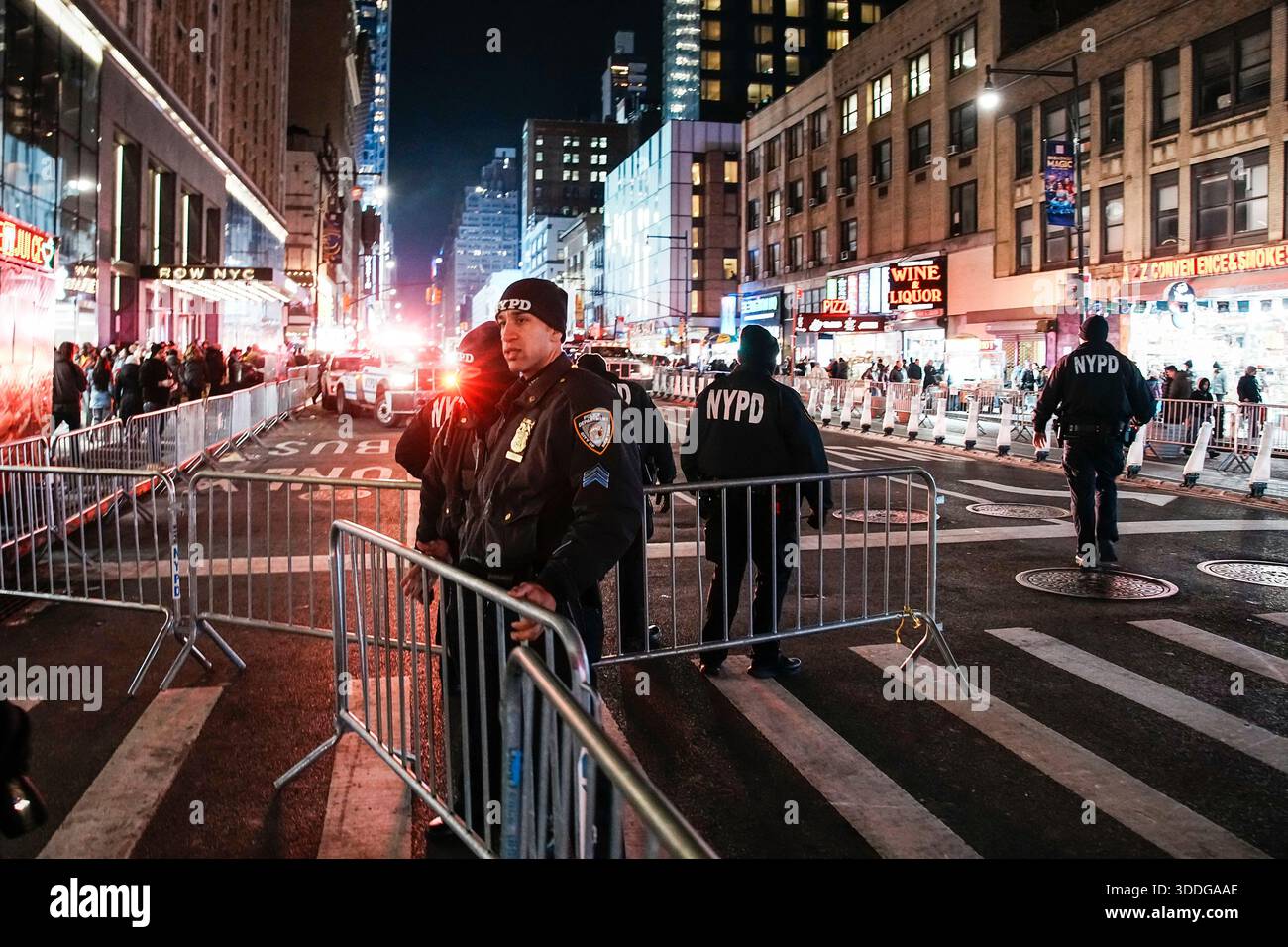 NYPD officers stand guard around Times Square for the New Year's Eve ...
