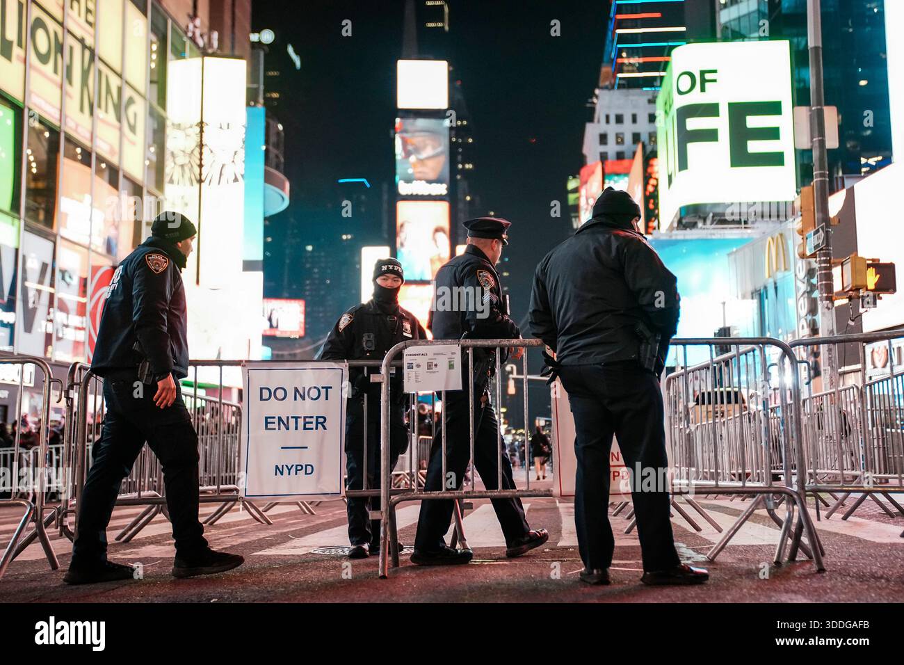 NYPD officers stand guard in Times Square during New Year's Eve ...