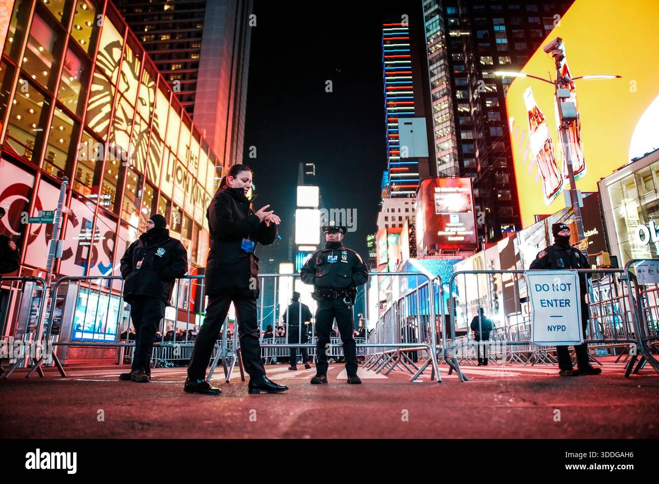 NYPD officers stand guard in Times Square during New Year's Eve ...