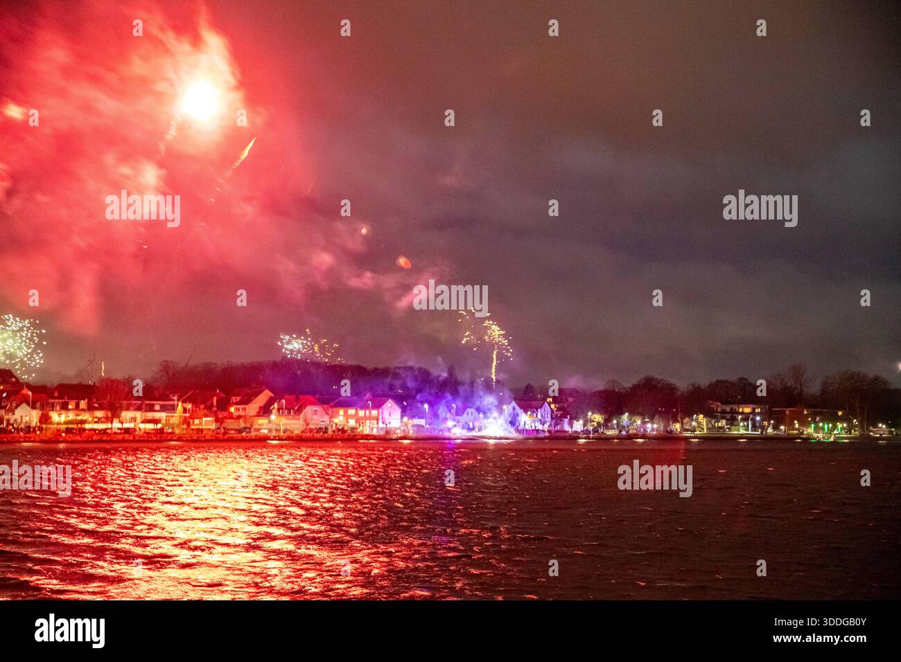 Raketen fliegen in der Silvesternacht über Heiligenhafen, um das Neue ...