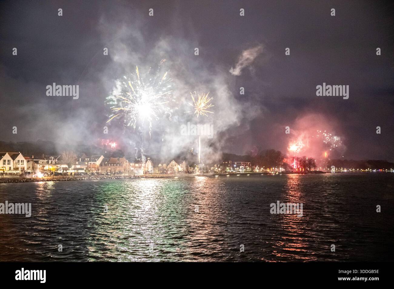Raketen fliegen in der Silvesternacht über Heiligenhafen, um das Neue ...
