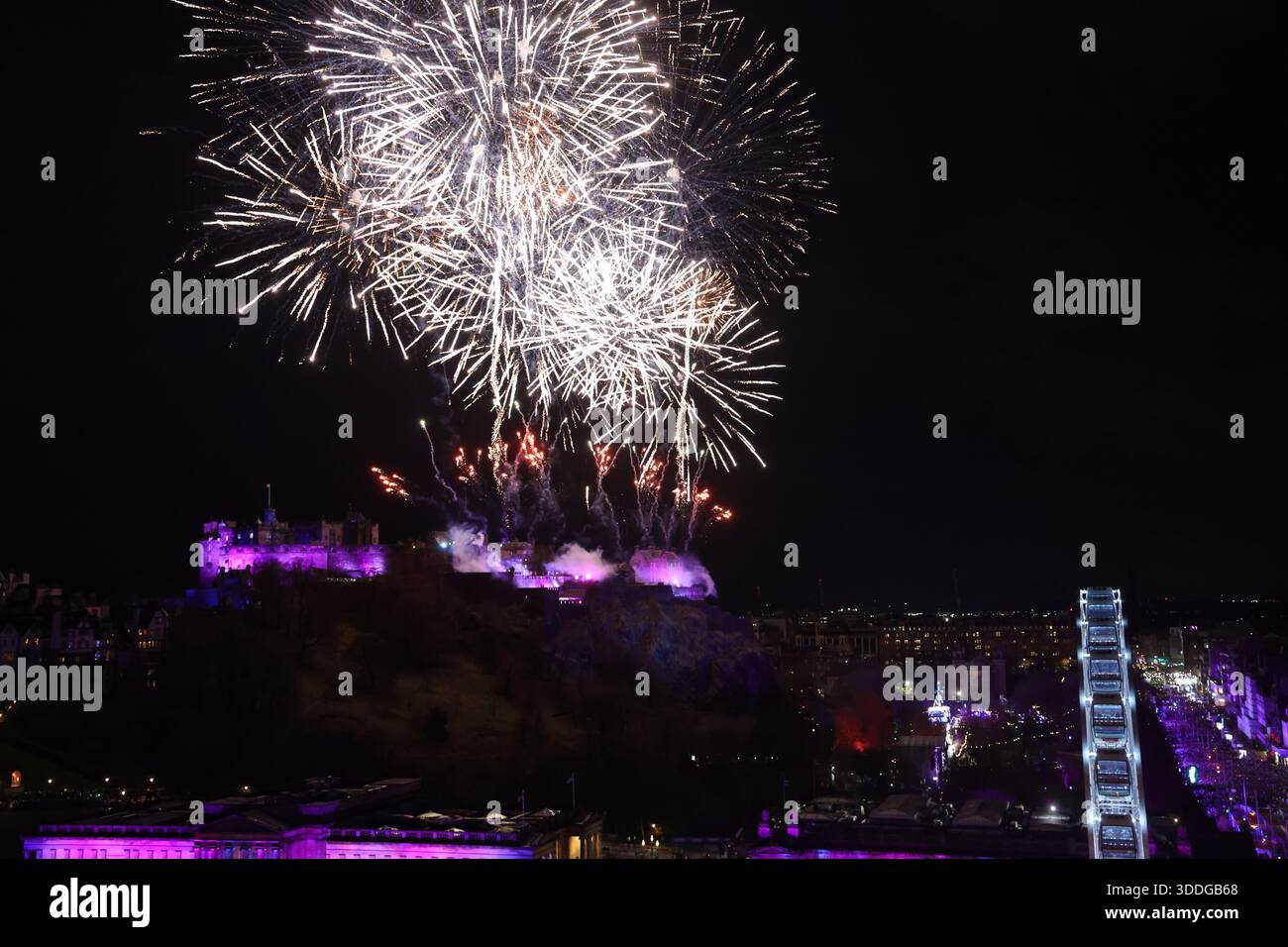 Fireworks explode over Edinburgh Castle during the Hogmanay New Year ...
