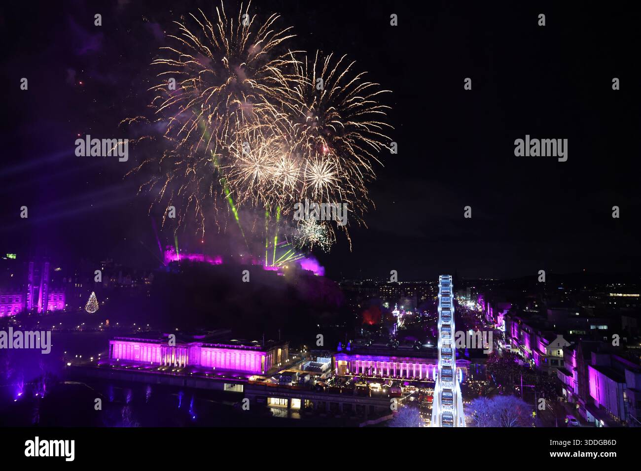 Fireworks explode over Edinburgh Castle during the Hogmanay New Year ...
