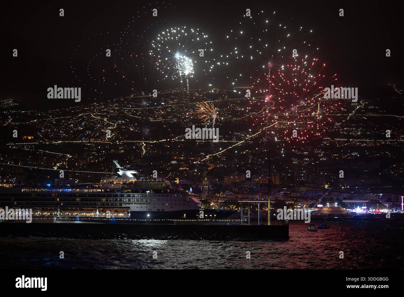 New Years Fireworks Madeira Twelve cruise ships one sailboat 25,000 ...