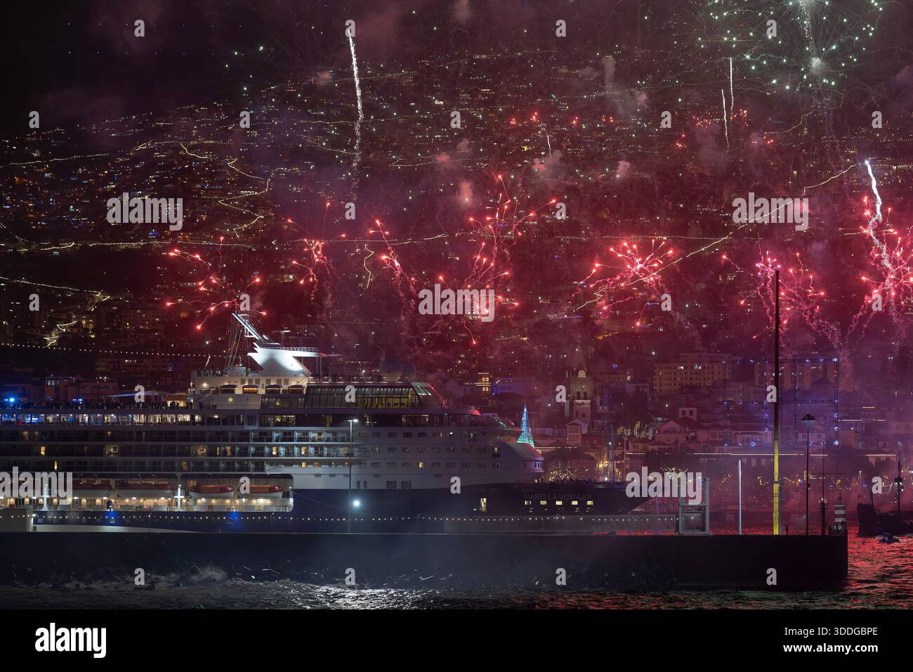 New Years Fireworks Madeira Twelve cruise ships one sailboat 25,000 ...