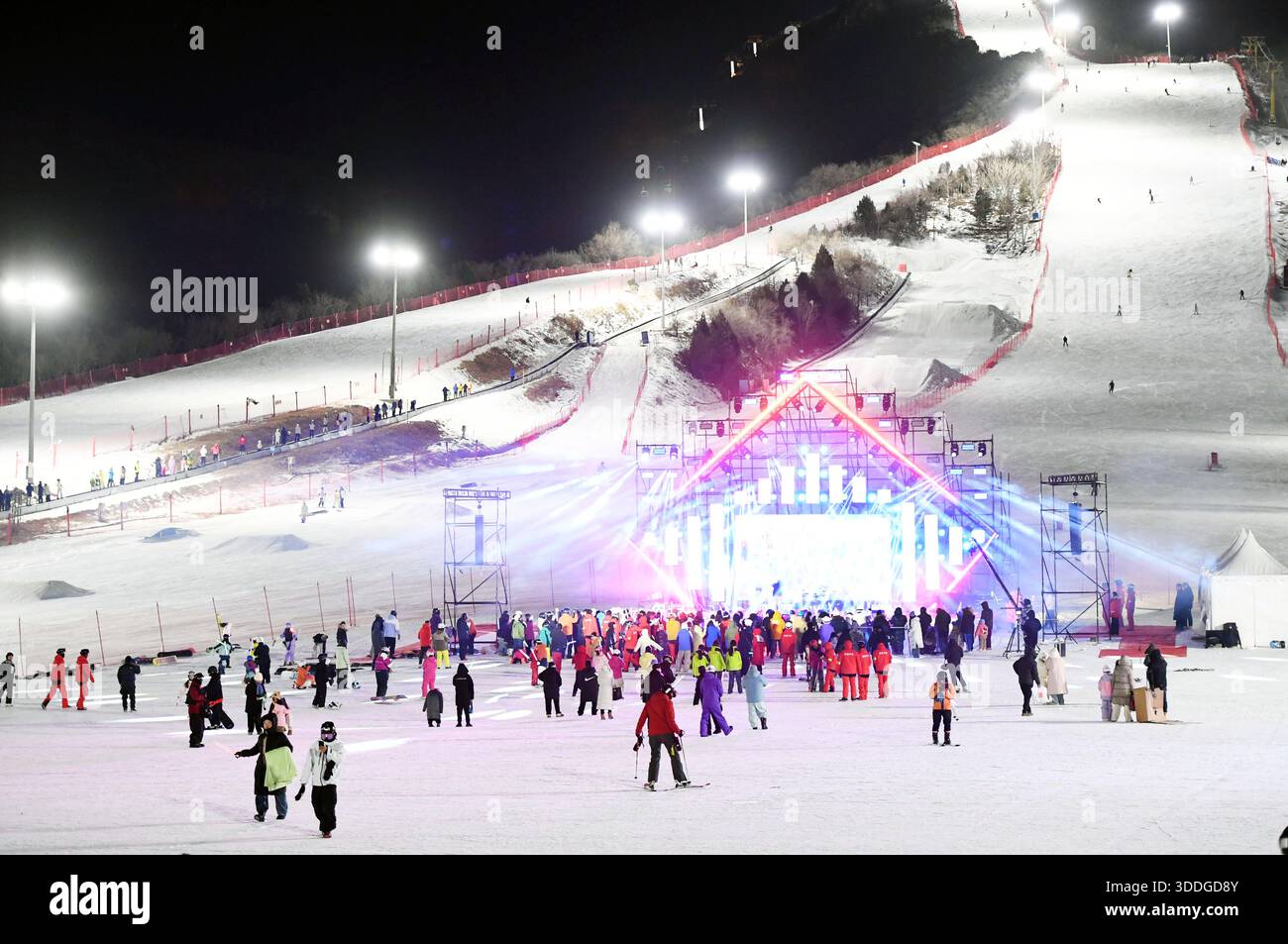 (260101) -- BEIJING, Jan. 1, 2026 (Xinhua) -- People have fun during a ...