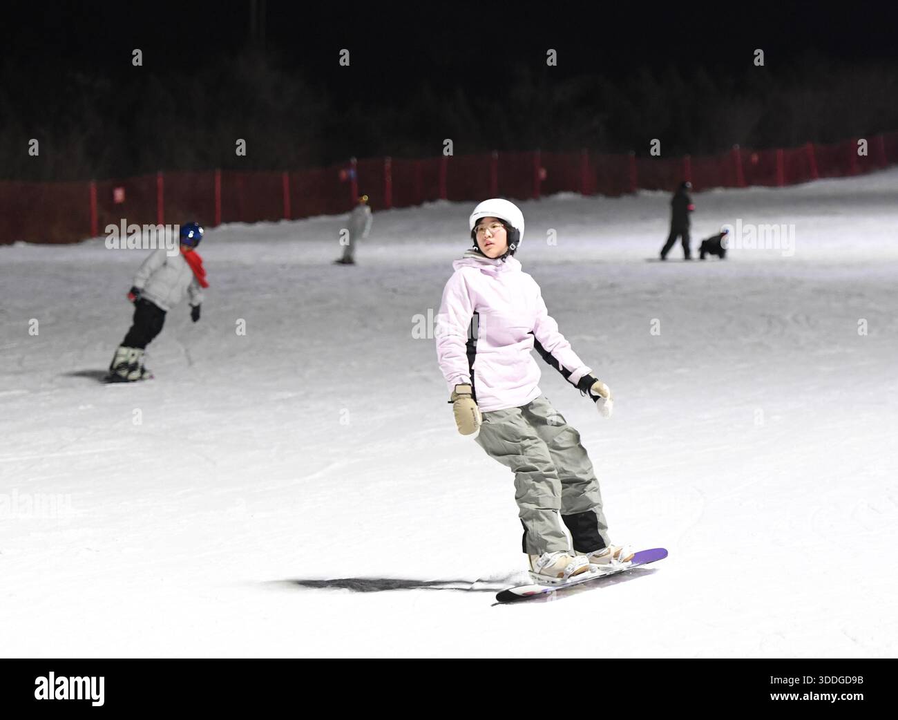(260101) -- BEIJING, Jan. 1, 2026 (Xinhua) -- People ski at Beijing ...
