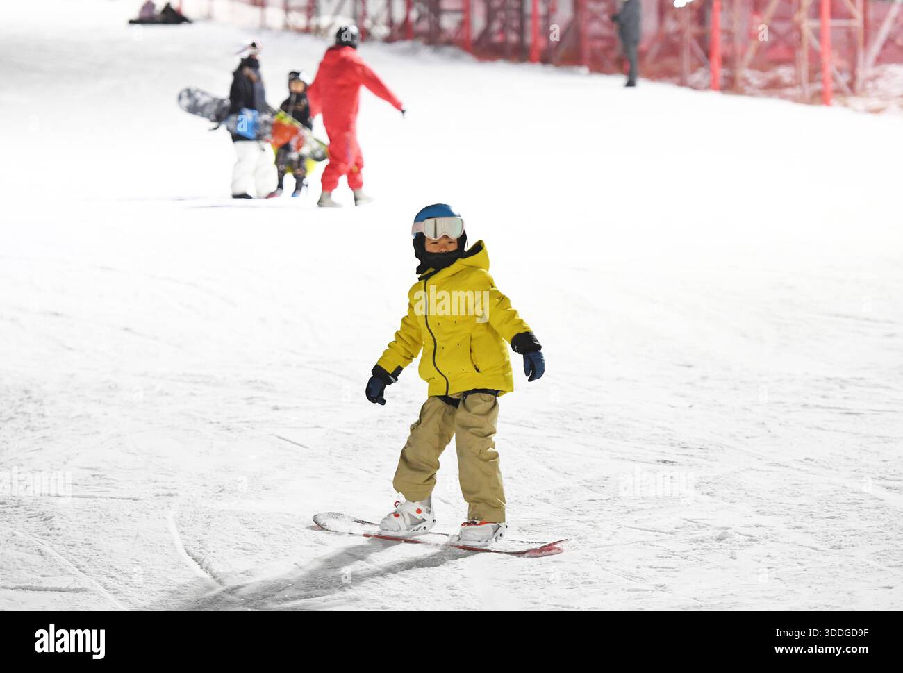 (260101) -- BEIJING, Jan. 1, 2026 (Xinhua) -- People ski at Beijing ...