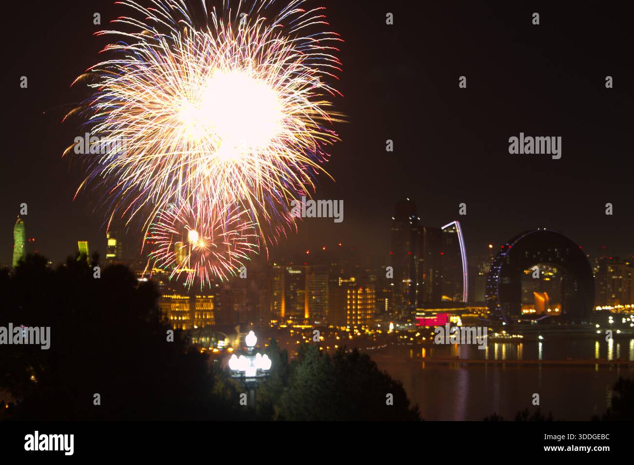 (260101) -- BAKU, Jan. 1, 2026 (Xinhua) -- Colorful fireworks light up ...