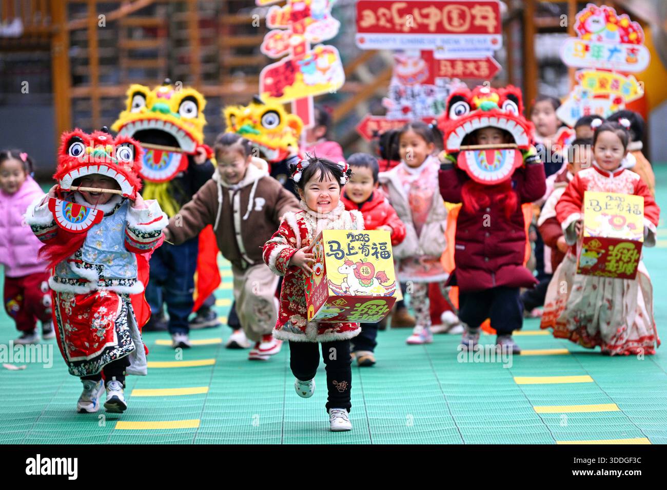 (260101) -- BEIJING, Jan. 1, 2026 (Xinhua) -- Children participate in a ...