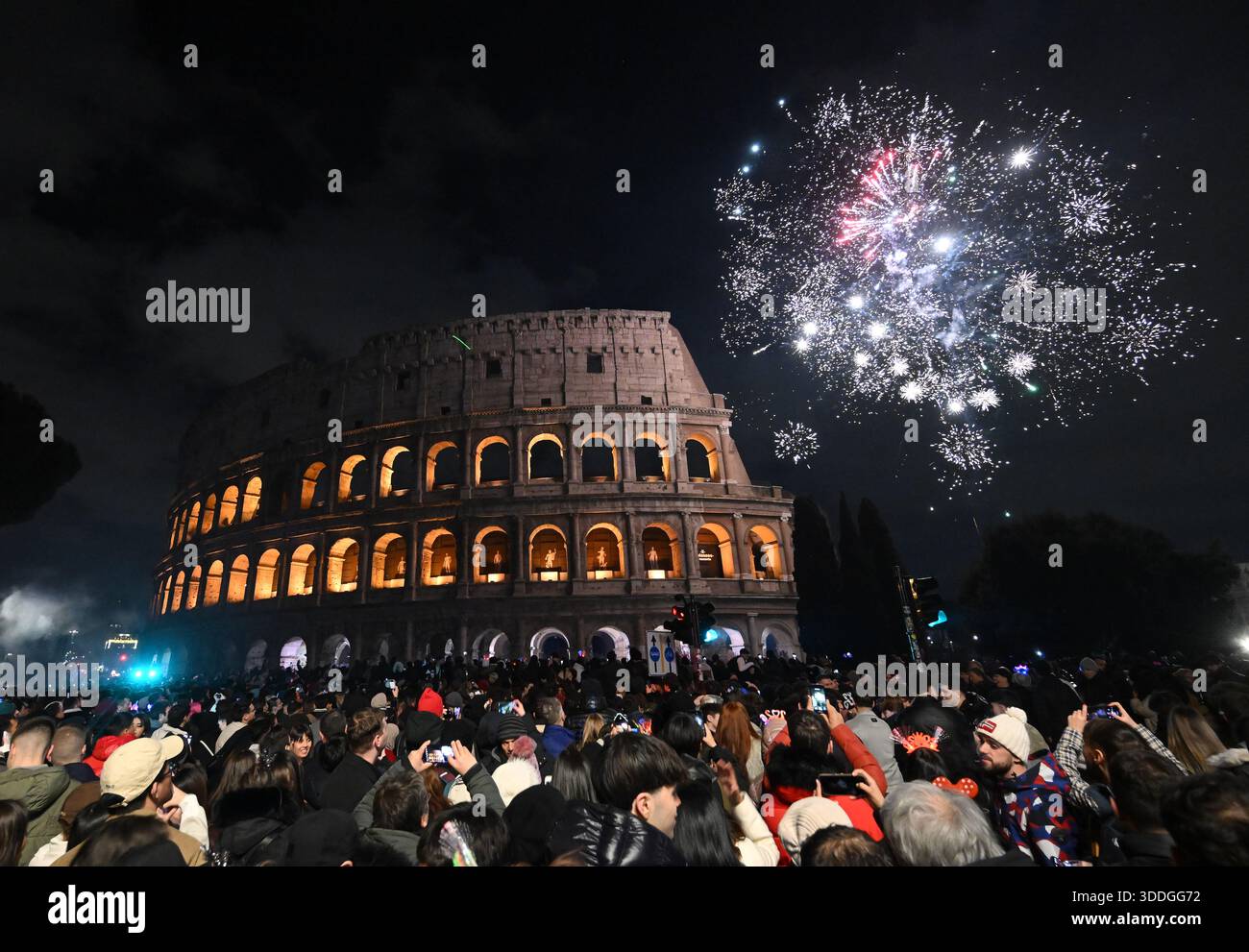 (260101) -- ROME, Jan. 1, 2026 (Xinhua) -- The New Year's fireworks are ...
