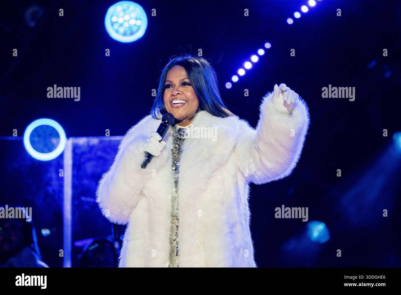 CeCe Winans & the Fisk Jubilee Singers perform at New Year's Eve Live ...
