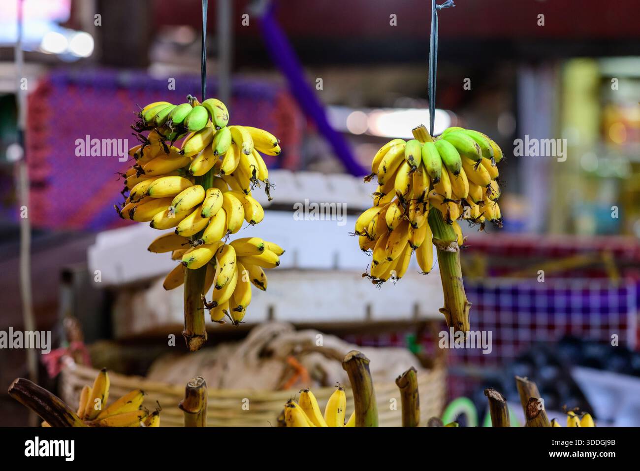 Outdoor market stall features hi-res stock photography and images - Alamy