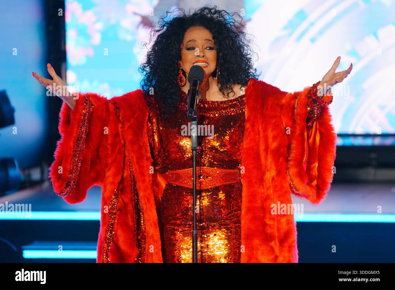 Diana Ross performs during the Times Square New Year's Eve celebration ...