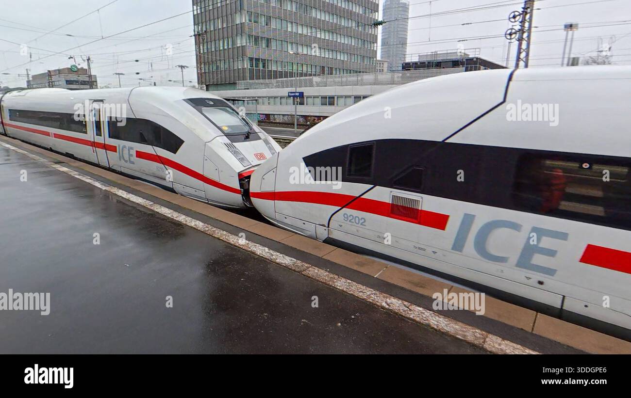 Eisenbahnverkehr in Essen-Hauptbahnhof. Intercity Express Zug ICE/ICE4 ...