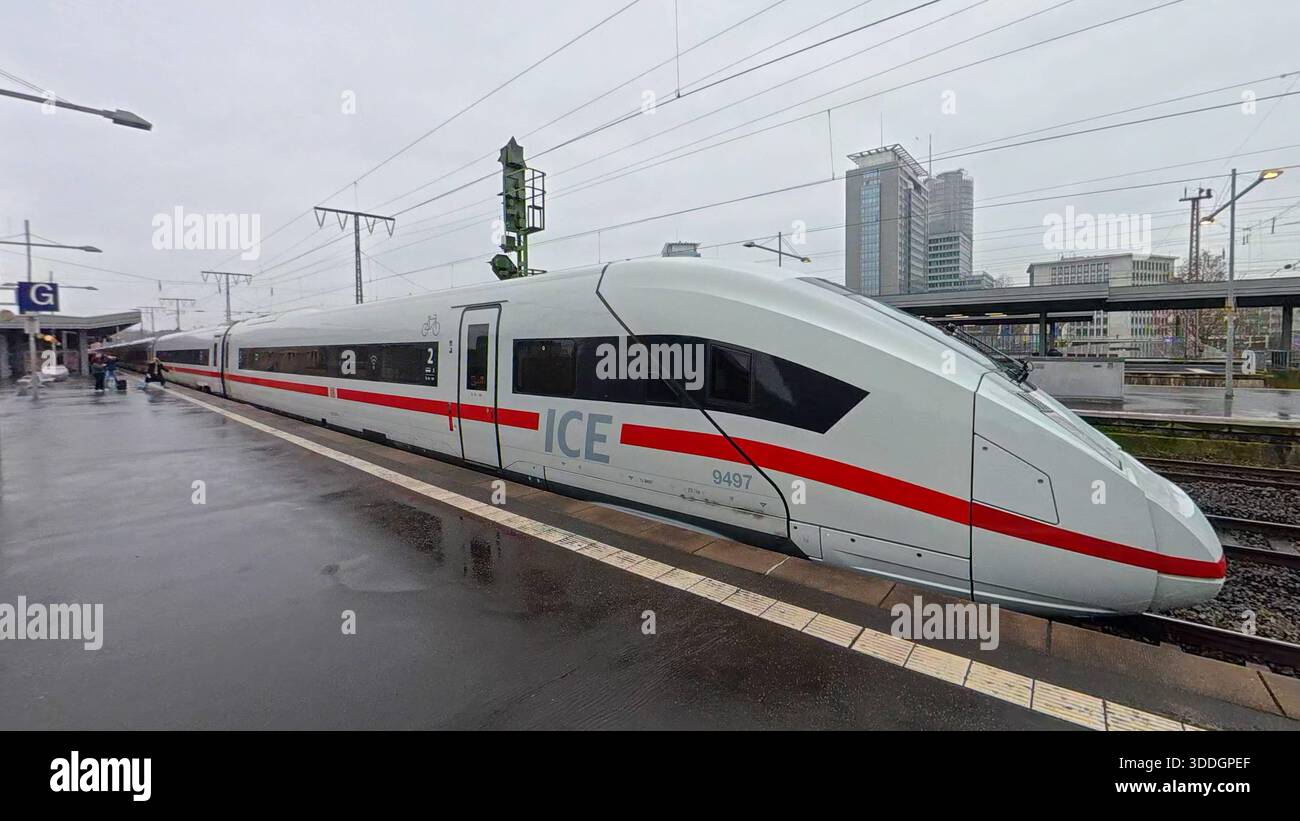Eisenbahnverkehr in Essen-Hauptbahnhof. Intercity Express Zug ICE/ICE4 ...