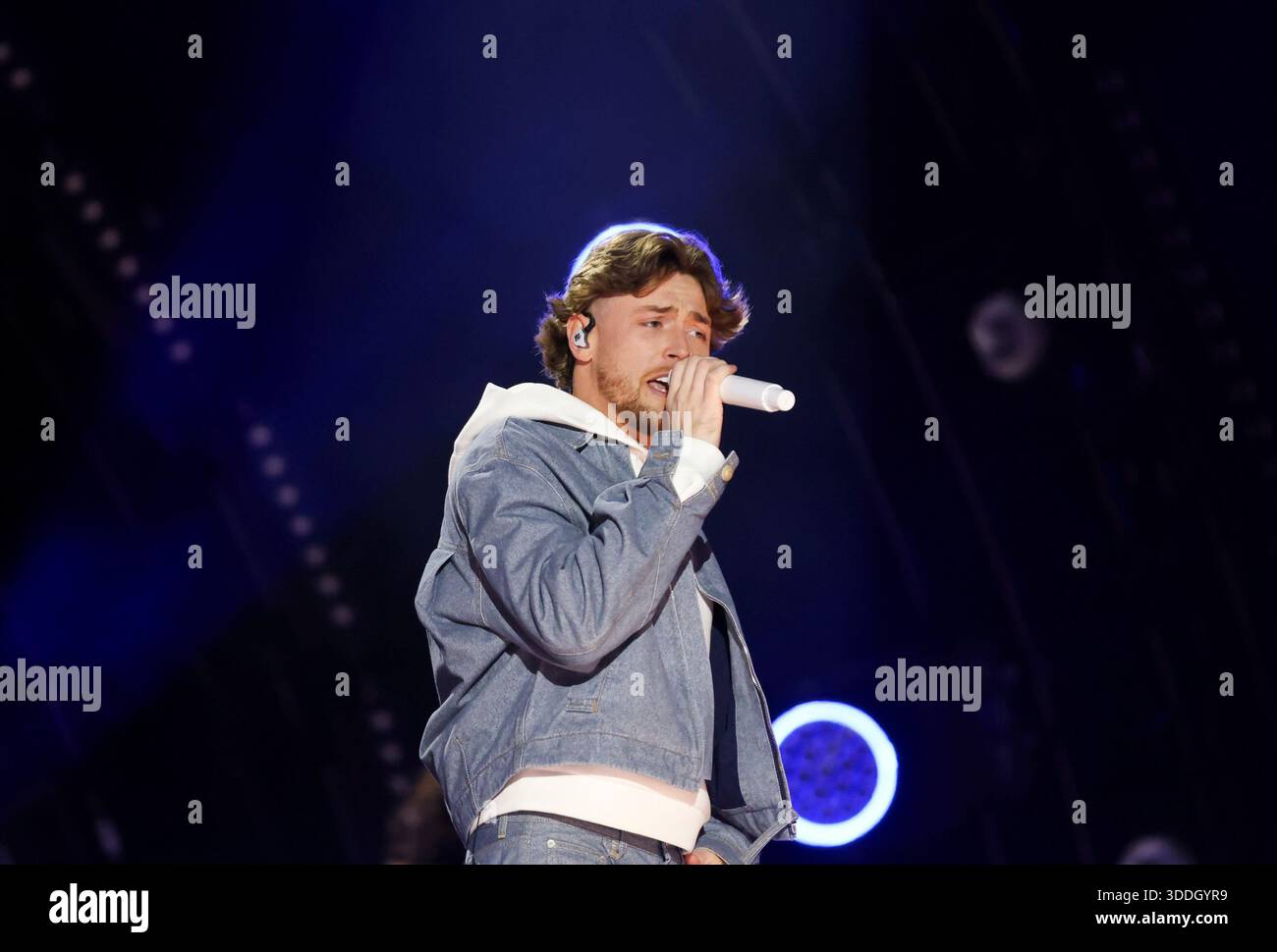 NASHVILLE, TENNESSEE - DECEMBER 31: BAILEY ZIMMERMAN performs on stage ...
