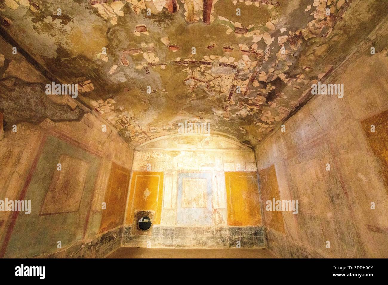 Ancient Roman chamber in the House of the Lovers, Pompeii, Italy ...