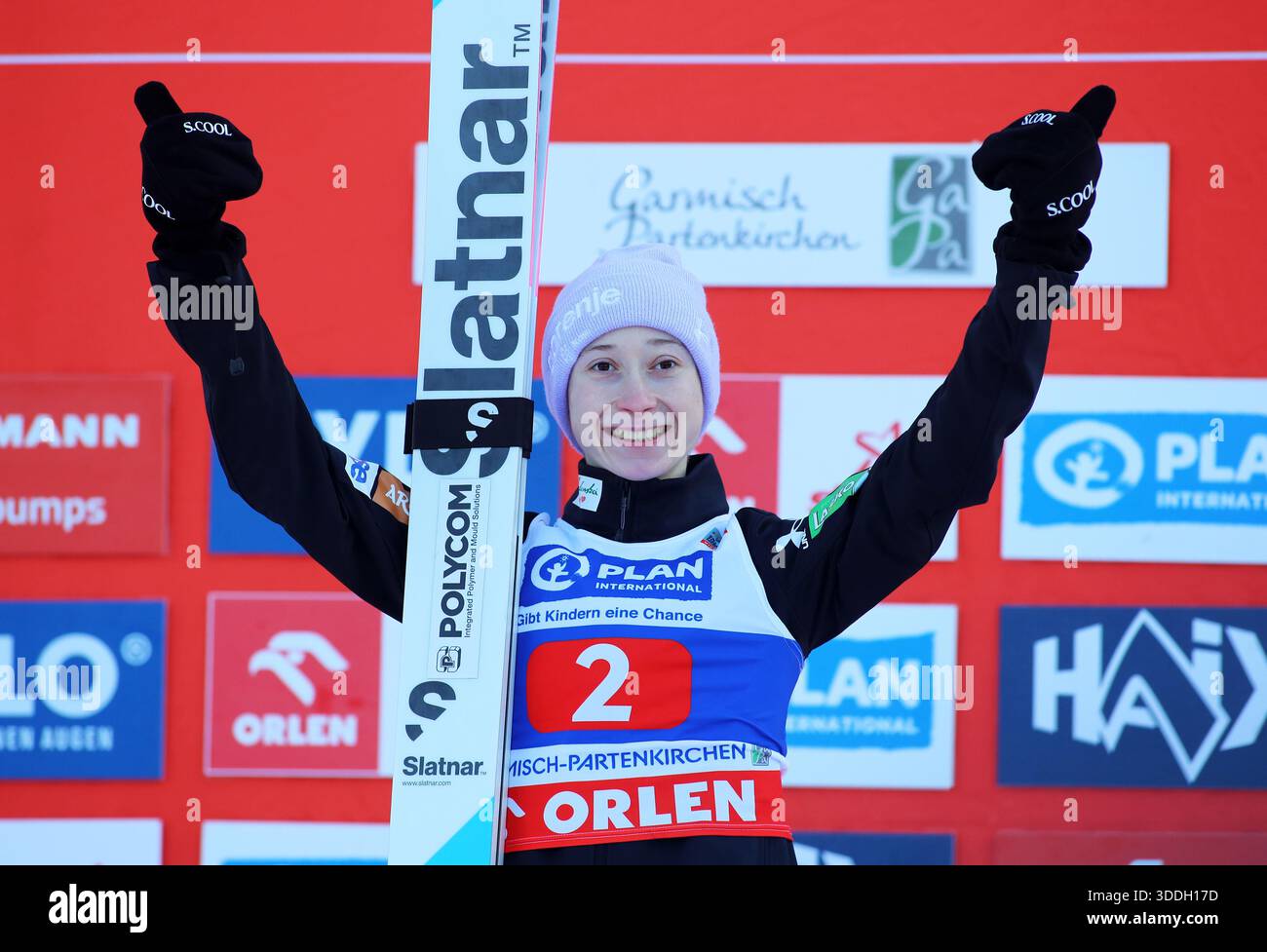 Skispringen reisst beide arme nach oben hi-res stock photography and ...