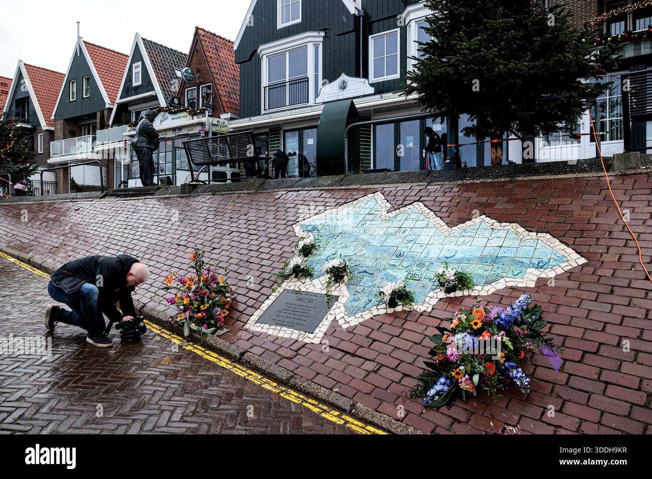 VOLENDAM - A commemoration on the dike at a time for the victims of the ...