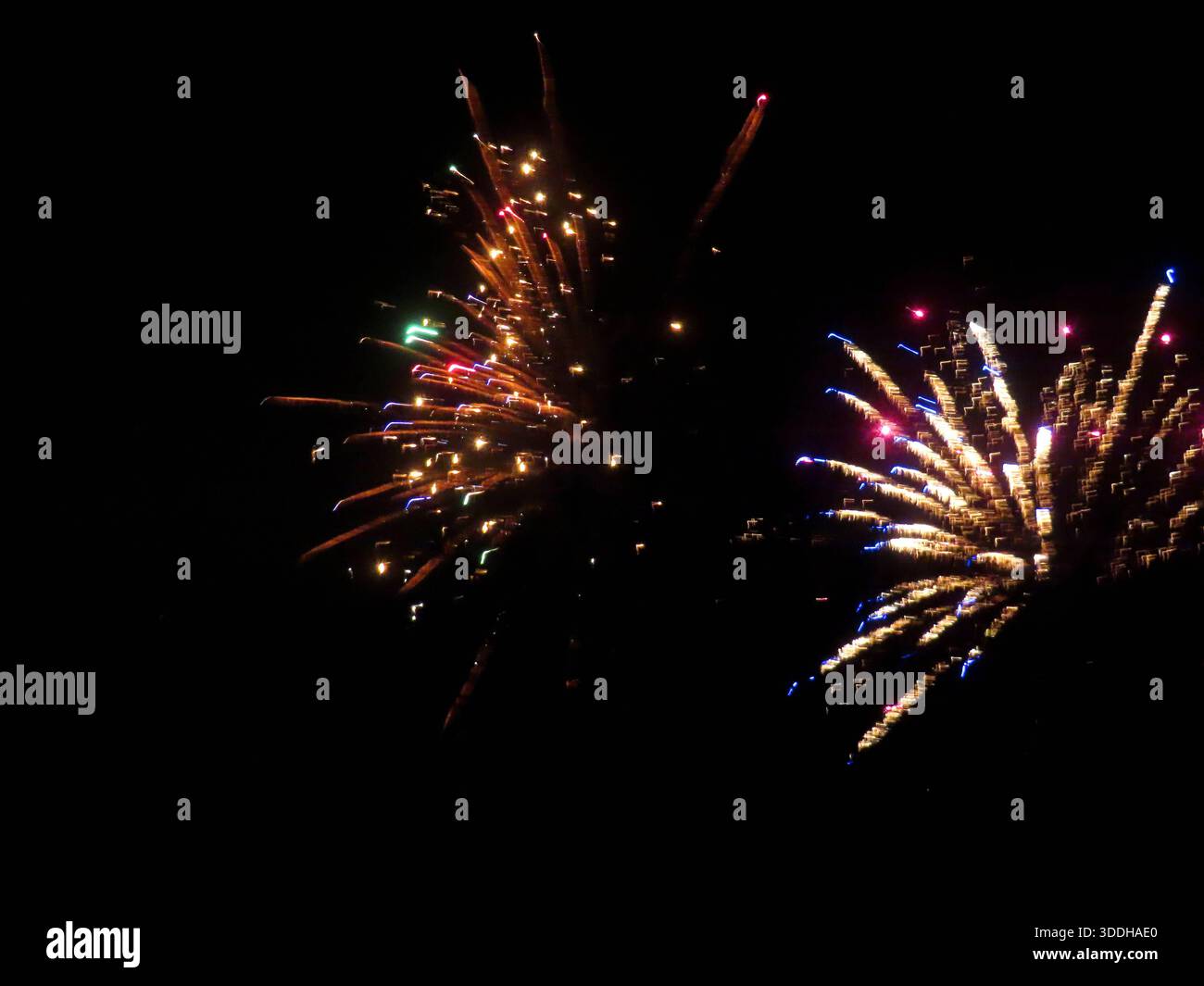 Farbenpracht am Nachthimmel zu Neujahr Feuerwerk Blauer Samt ...