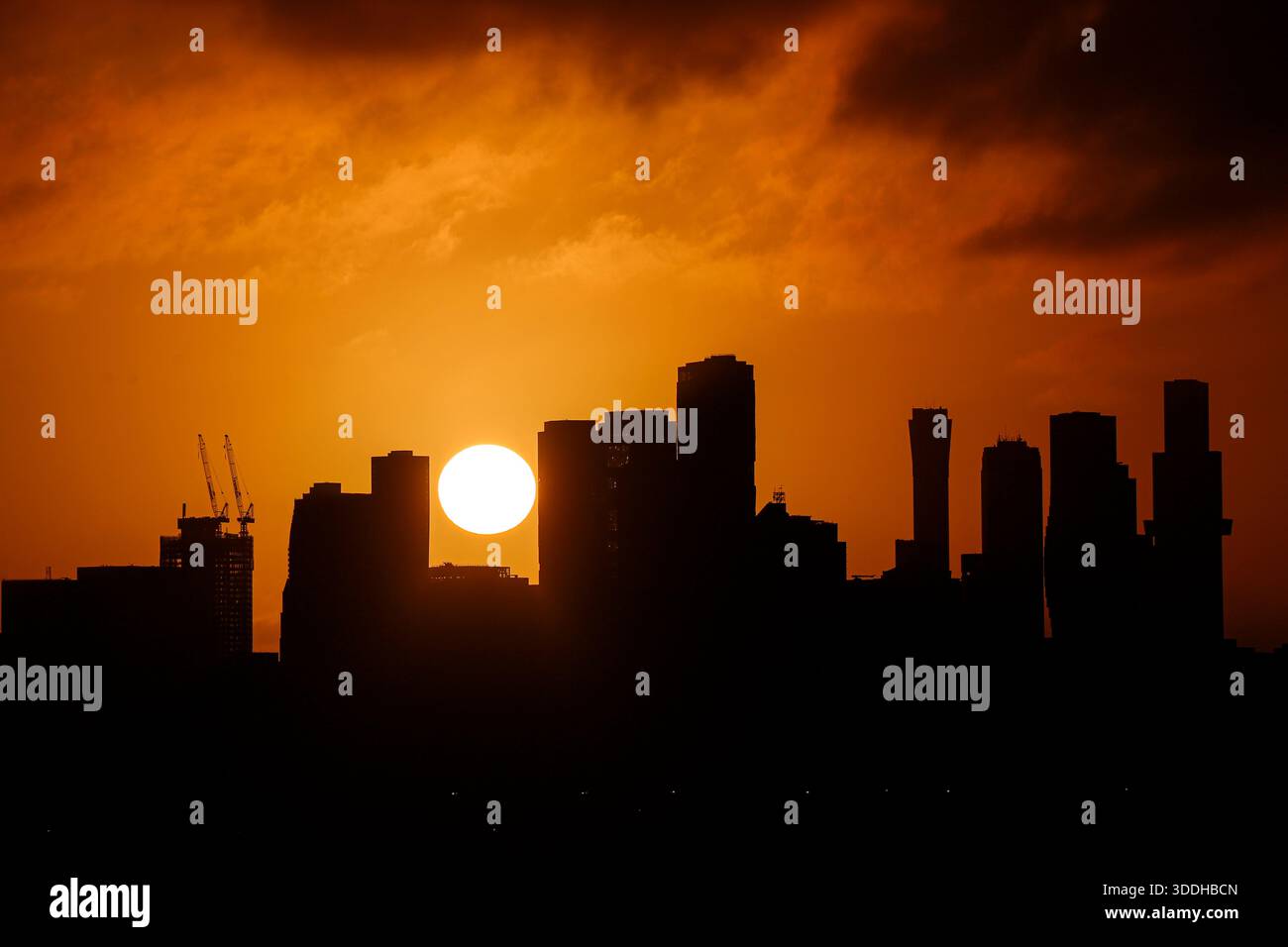 The sun rises behind the Melbourne city skyline. The first sunrise of ...