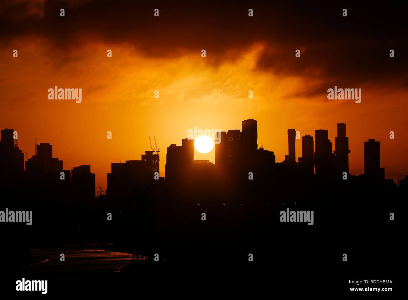 The sun rises behind the Melbourne city skyline. The first sunrise of ...