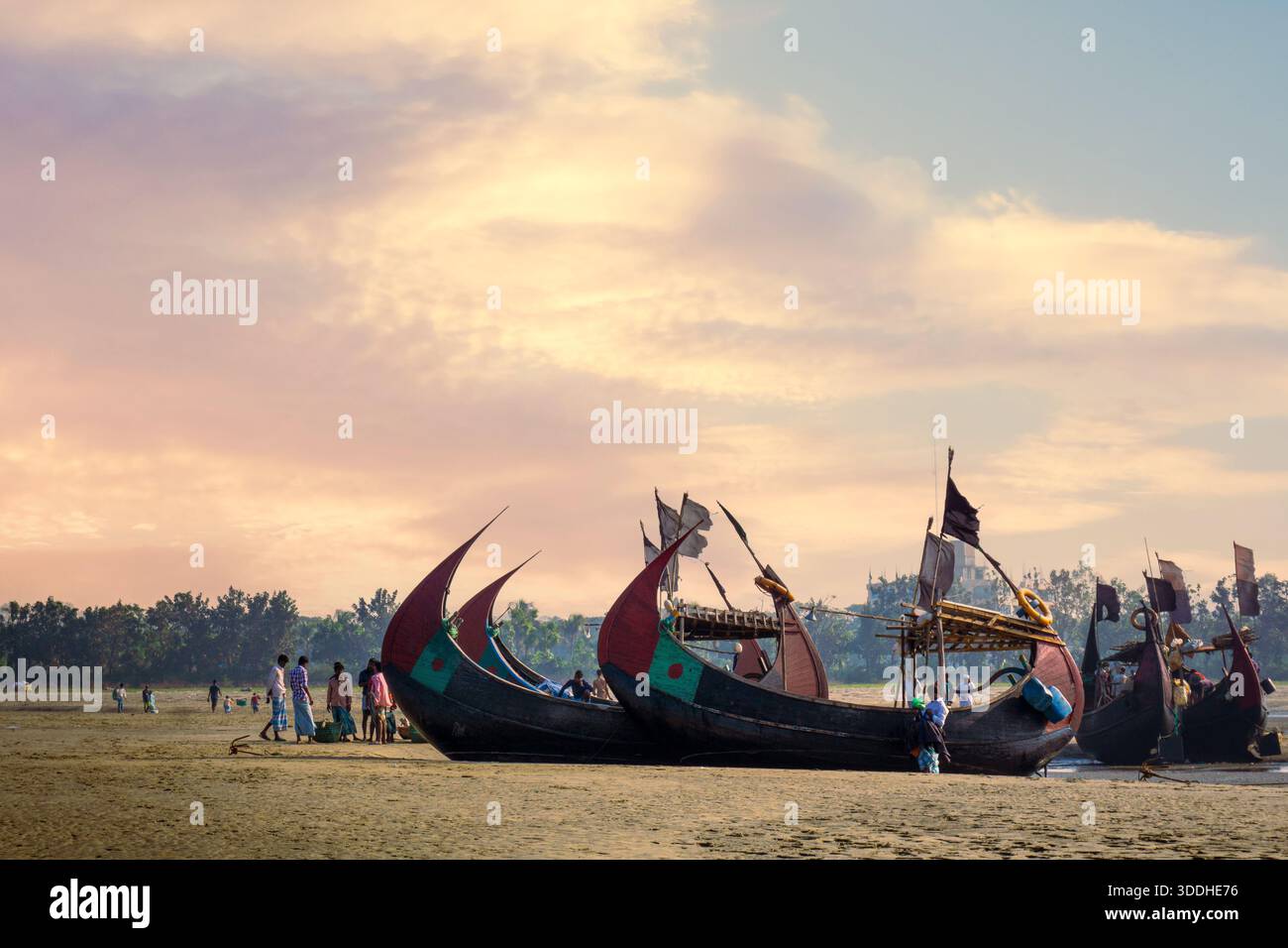 Traditional bangladeshi moon boats inani hi-res stock photography and ...