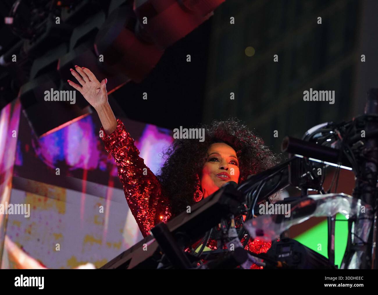 Dinana Ross sings and makes her way to see everyone on the ground ...