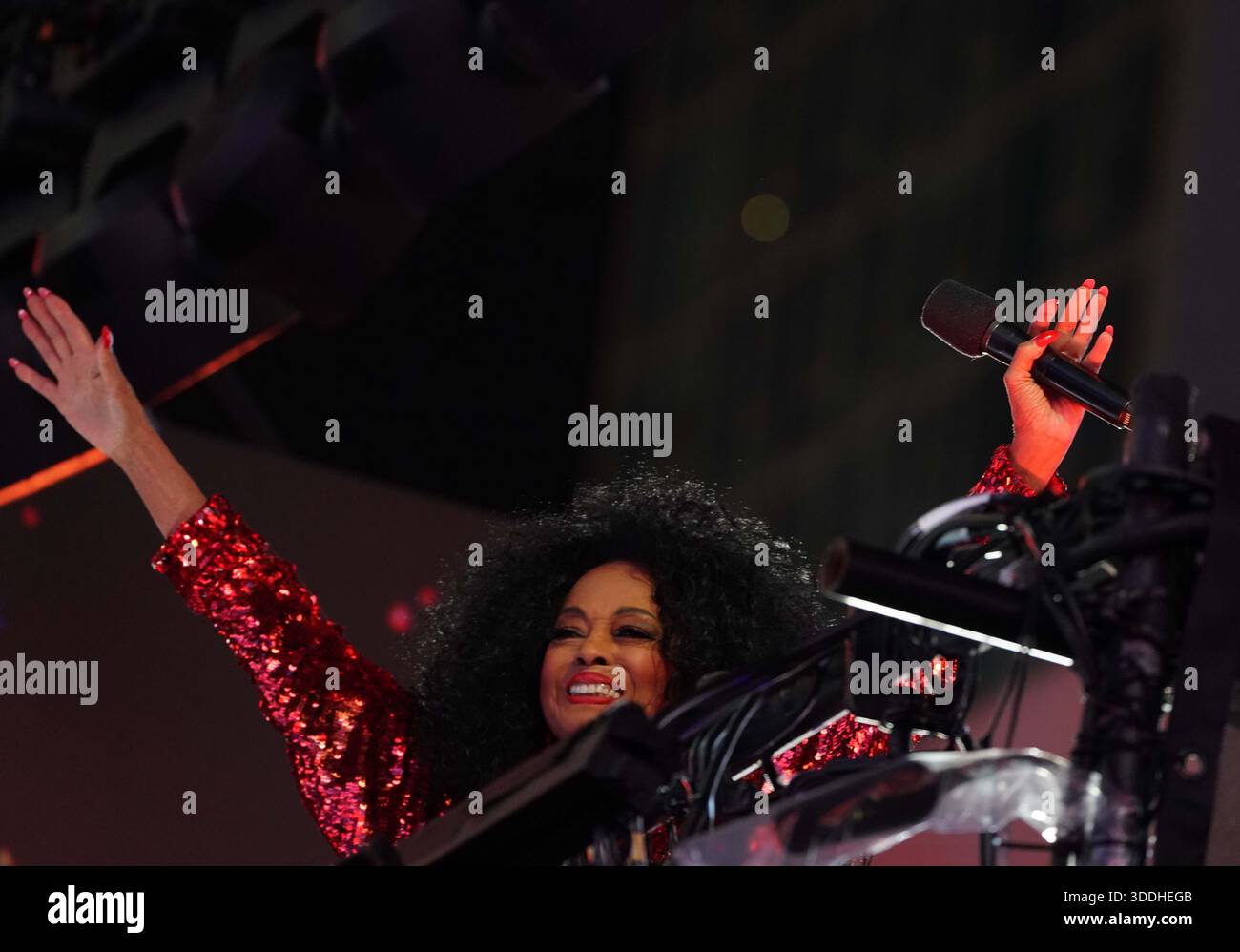 Dinana Ross sings and makes her way to see everyone on the ground ...