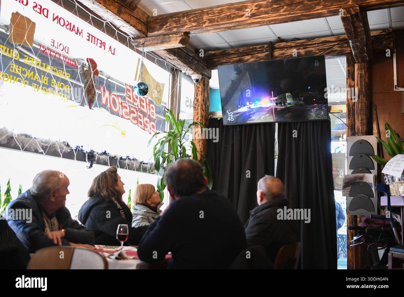 (260101) -- GENEVA, Jan. 1, 2026 (Xinhua) -- People watch the news of ...