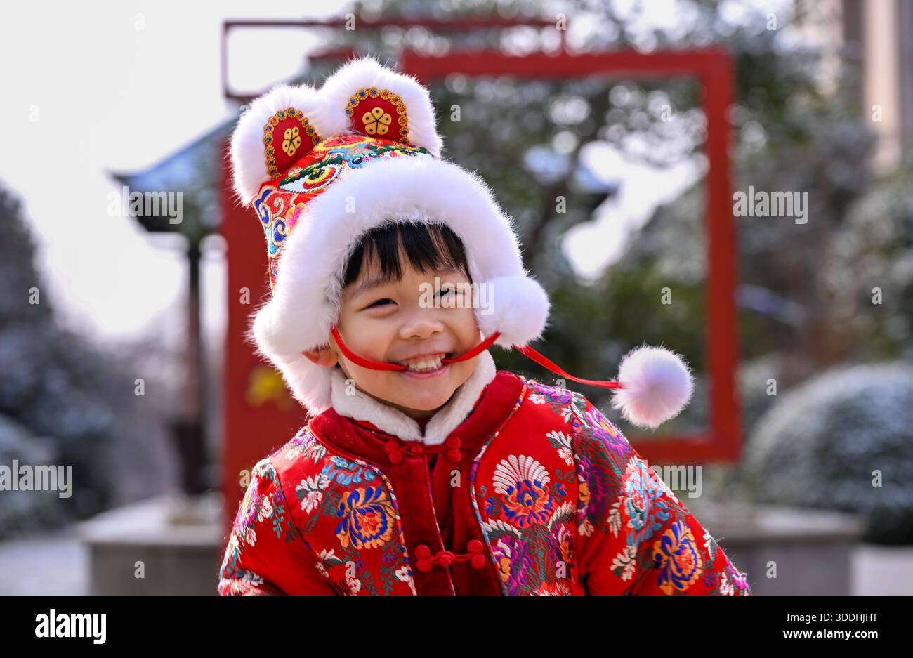 (260101) -- BEIJING, Jan. 1, 2026 (Xinhua) -- A child wearing a ...