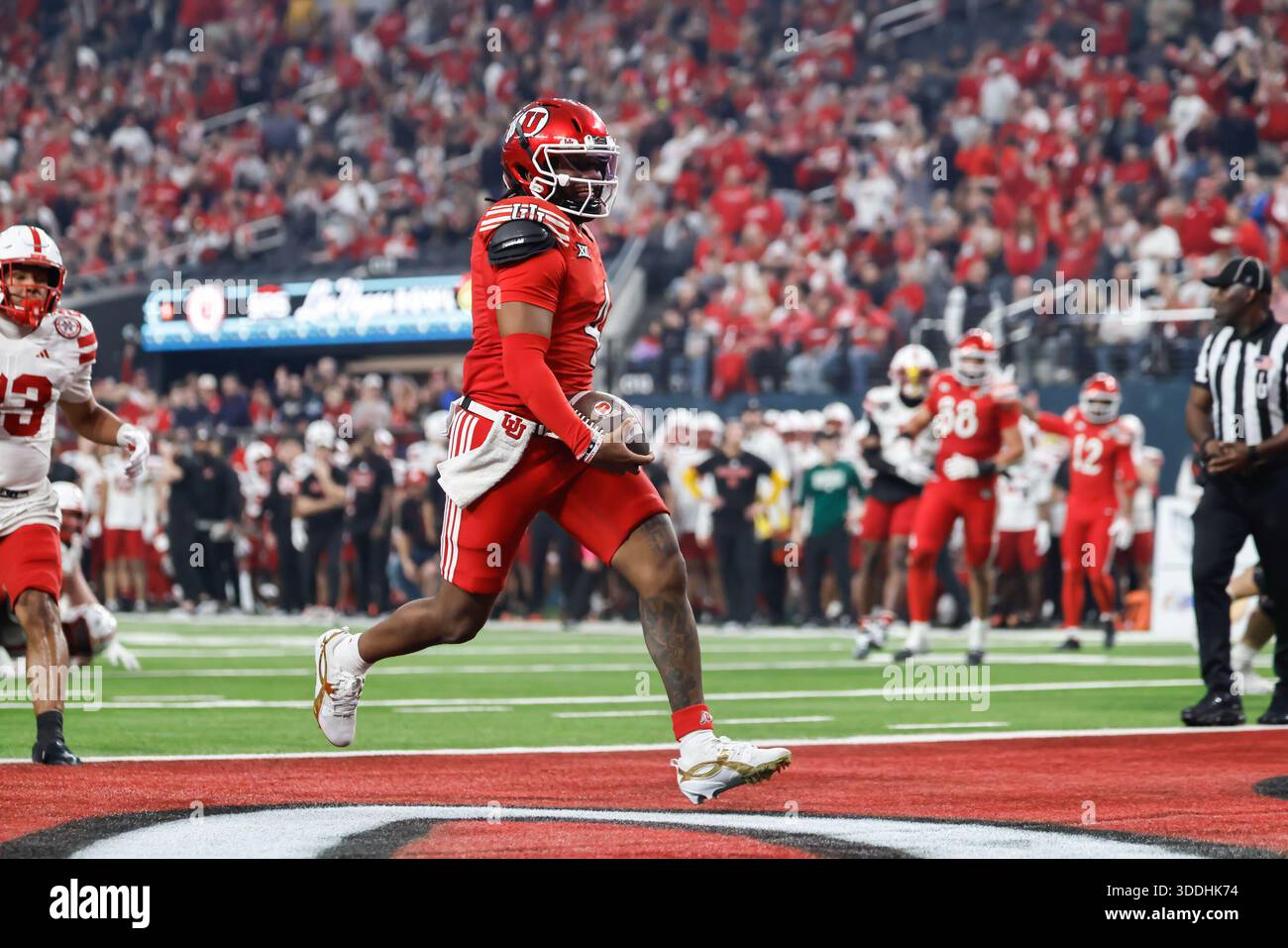 LAS VEGAS, NEVADA: Utah Utes quarterback Devon Dampier (4) runs into ...