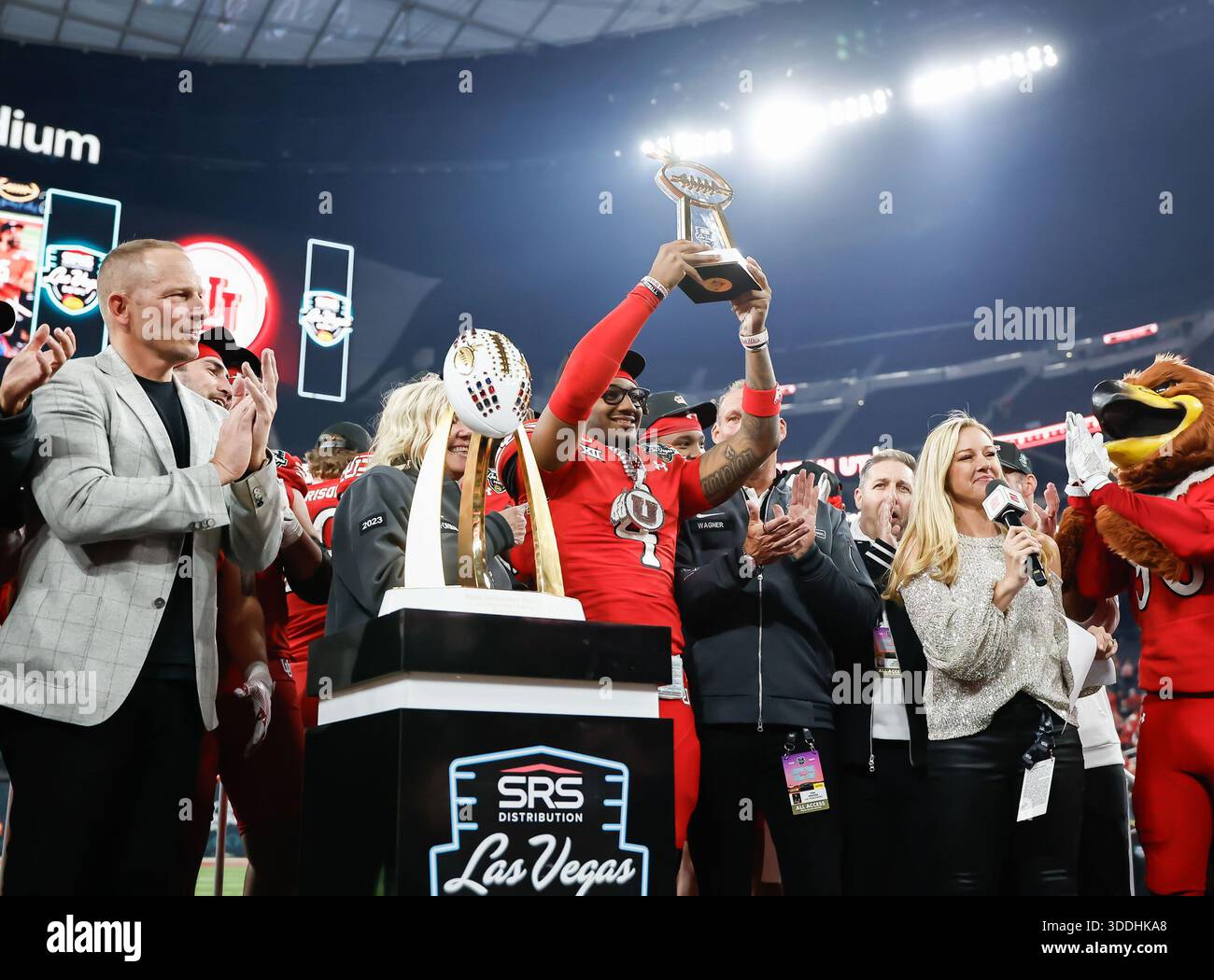 LAS VEGAS, NEVADA: Utah Utes quarterback Devon Dampier (4) receives the ...