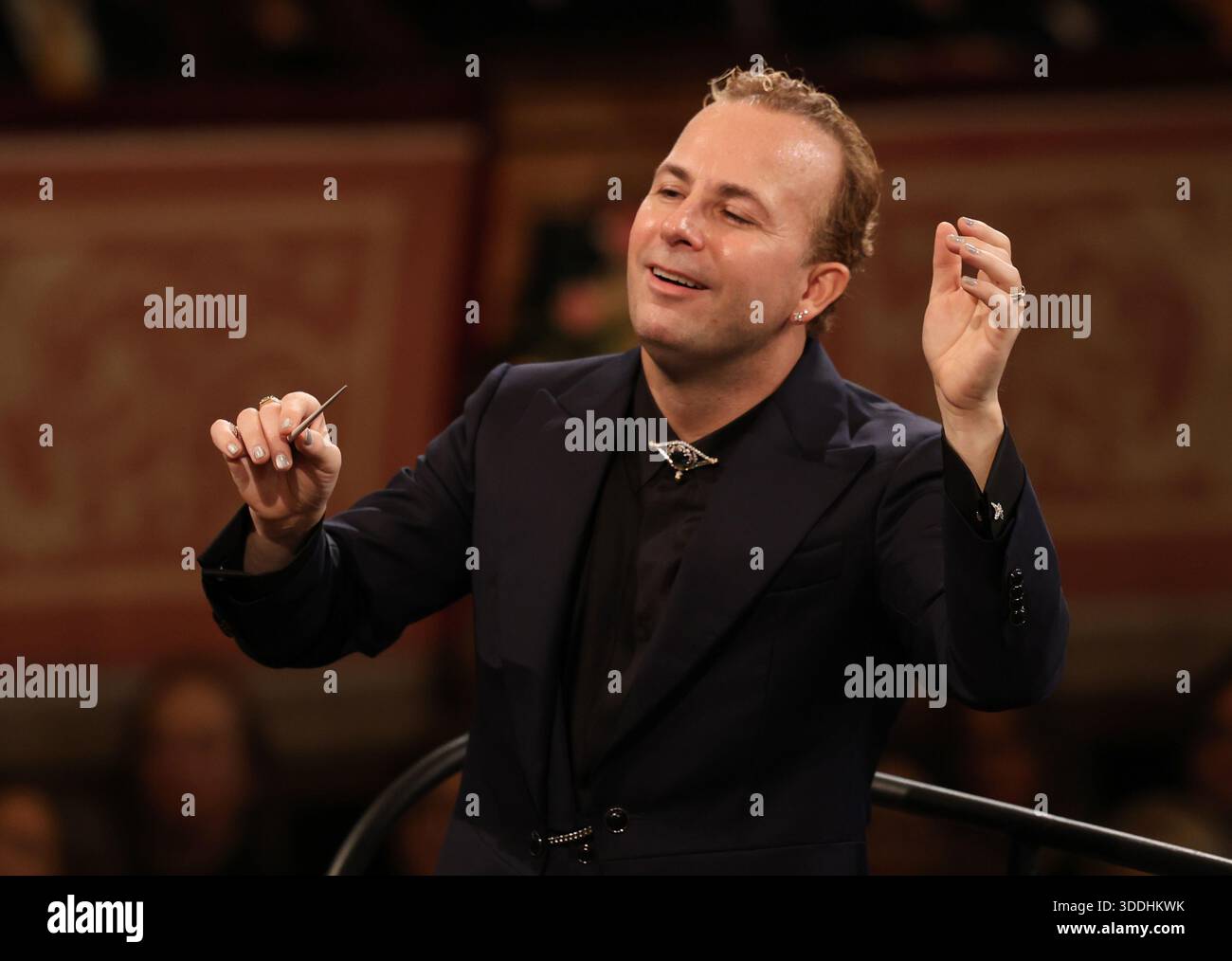 (260101) -- VIENNA, Jan. 1, 2026 (Xinhua) -- Conductor Yannick Nezet ...