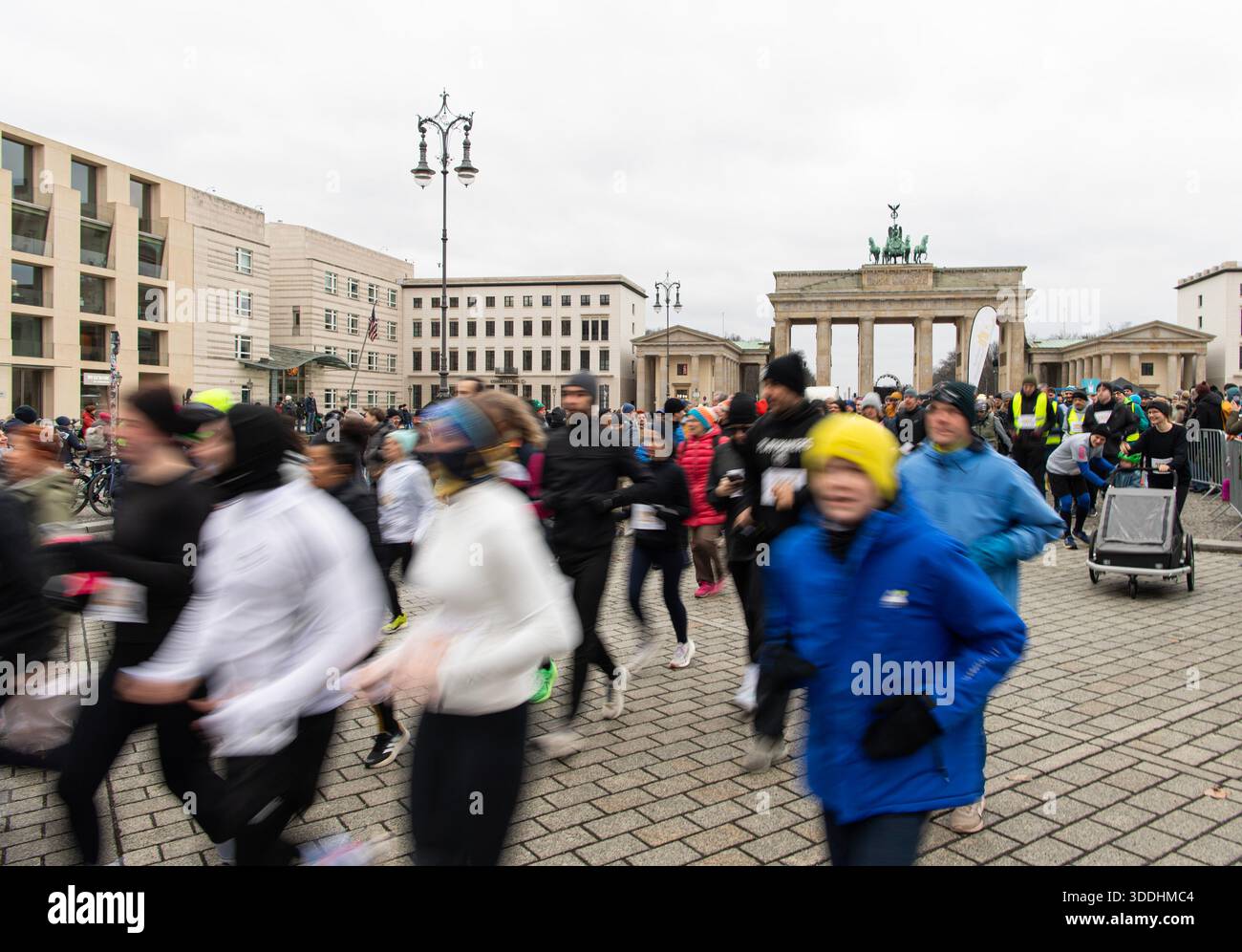 (260101) -- BERLIN, Jan. 1, 2026 (Xinhua) -- People take part in the ...