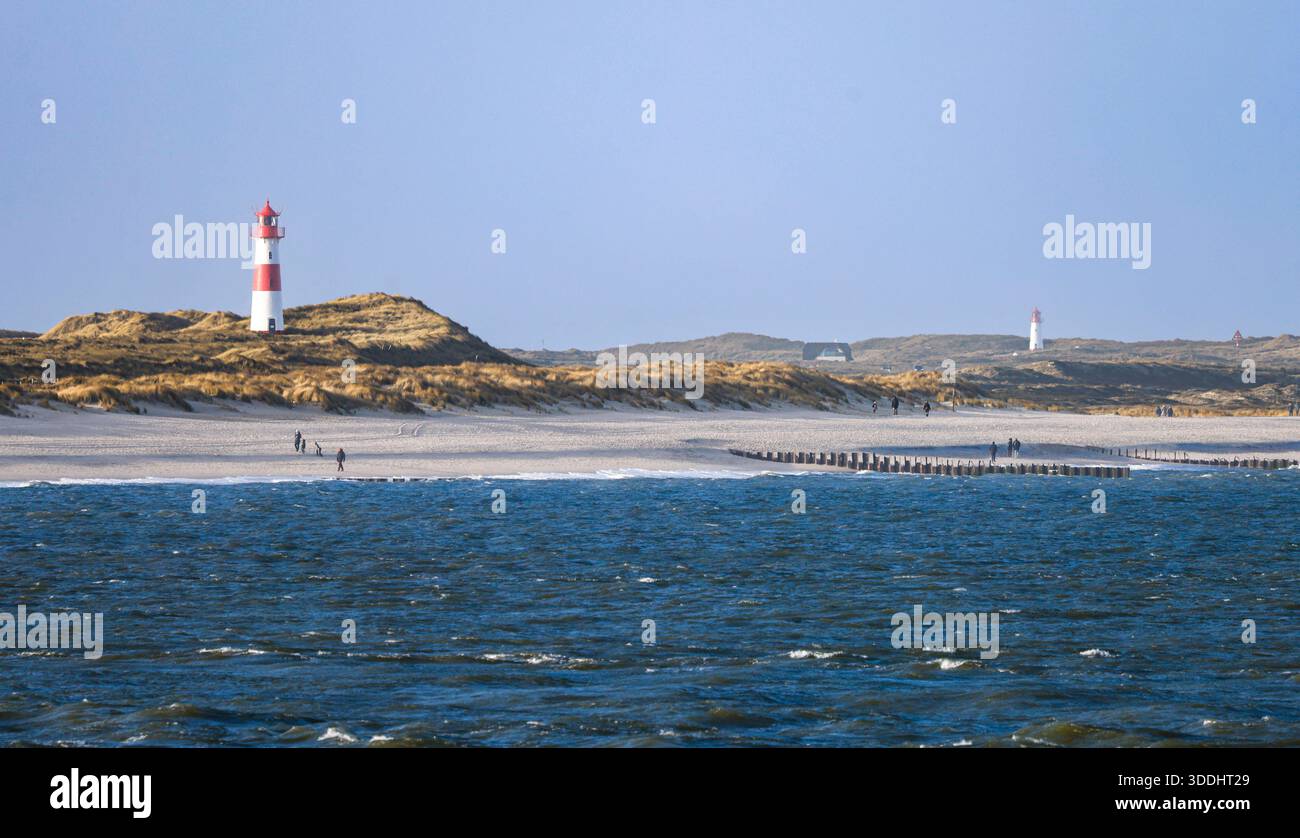 Blick auf Sylt mit Leuchtturm List-Ost und List-West 28.12.25 *** View ...