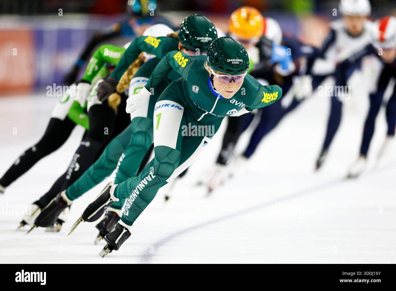 HEERENVEEN - Marijke Groenewoud sets the pace at the front of the pack ...