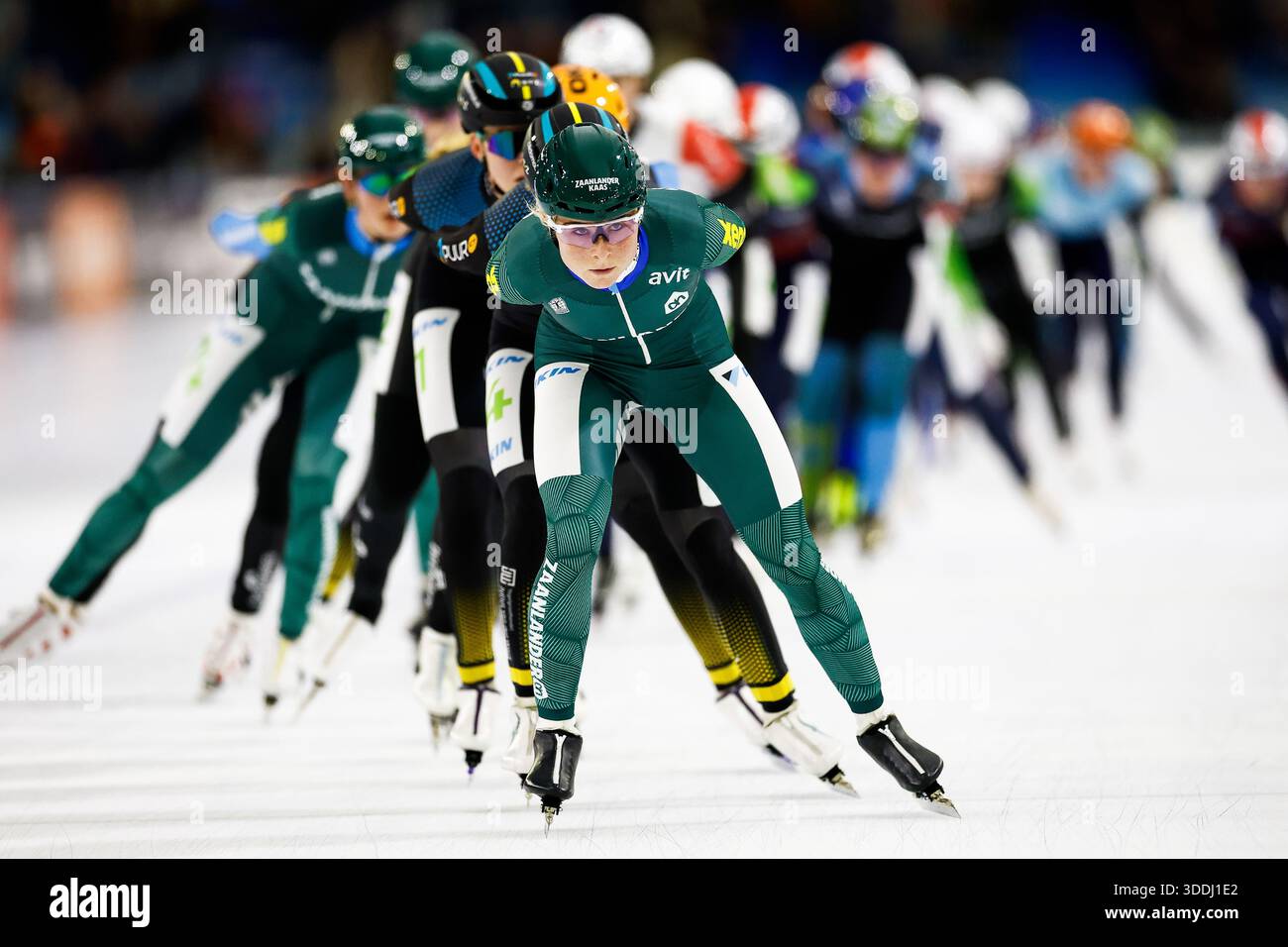 HEERENVEEN - Marijke Groenewoud sets the pace at the front of the pack ...