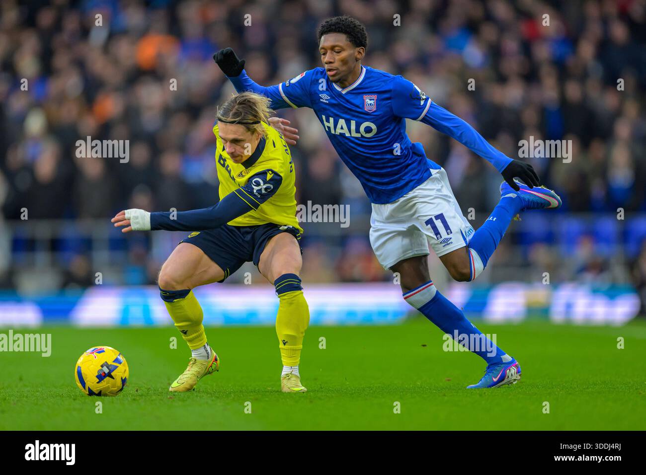 Przemys?aw P?acheta (7 Oxford United) and Jaden Philogene (11 Ipswich ...